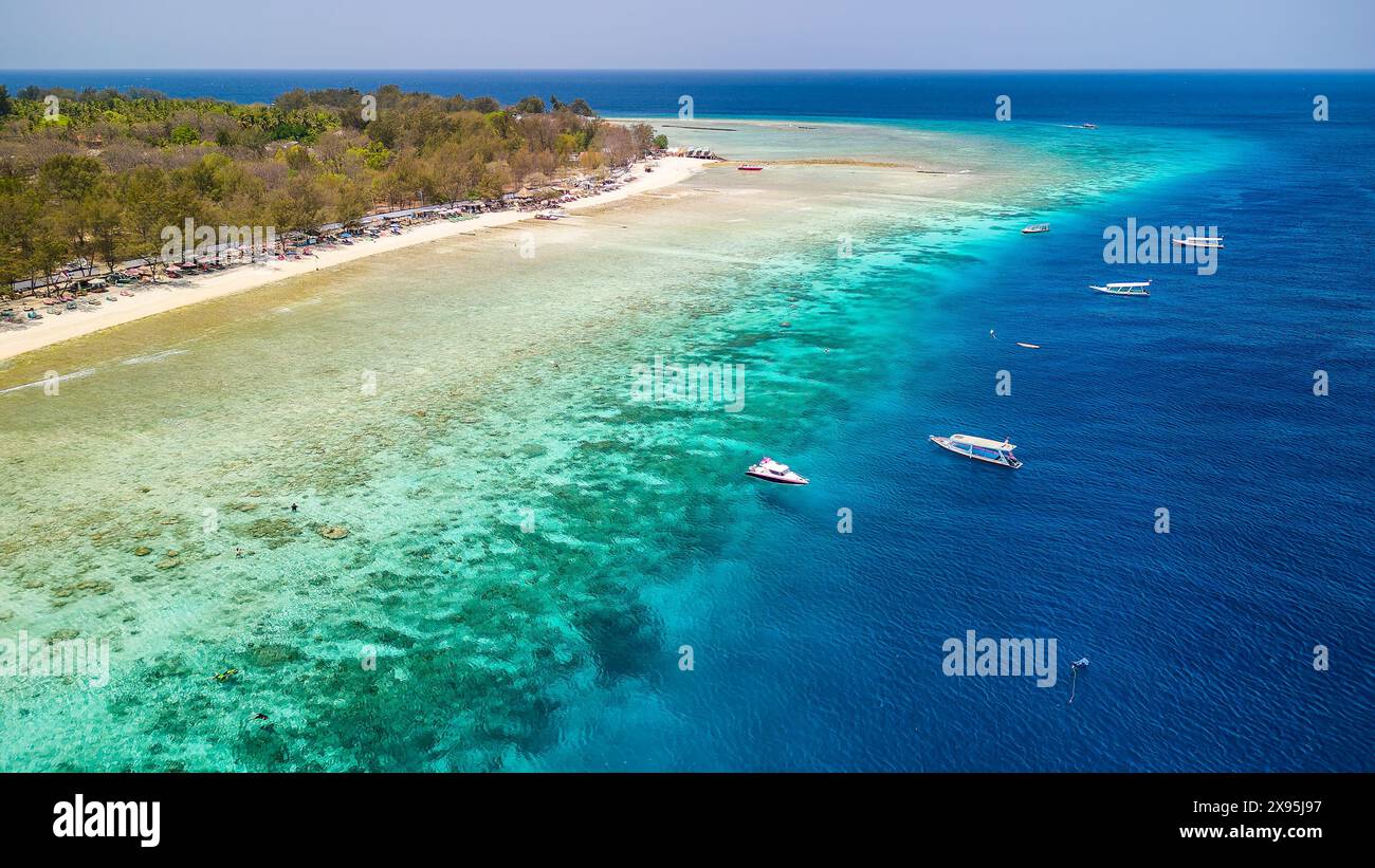 Aerial view of a fringing coral reef and warm tropical ocean Stock ...