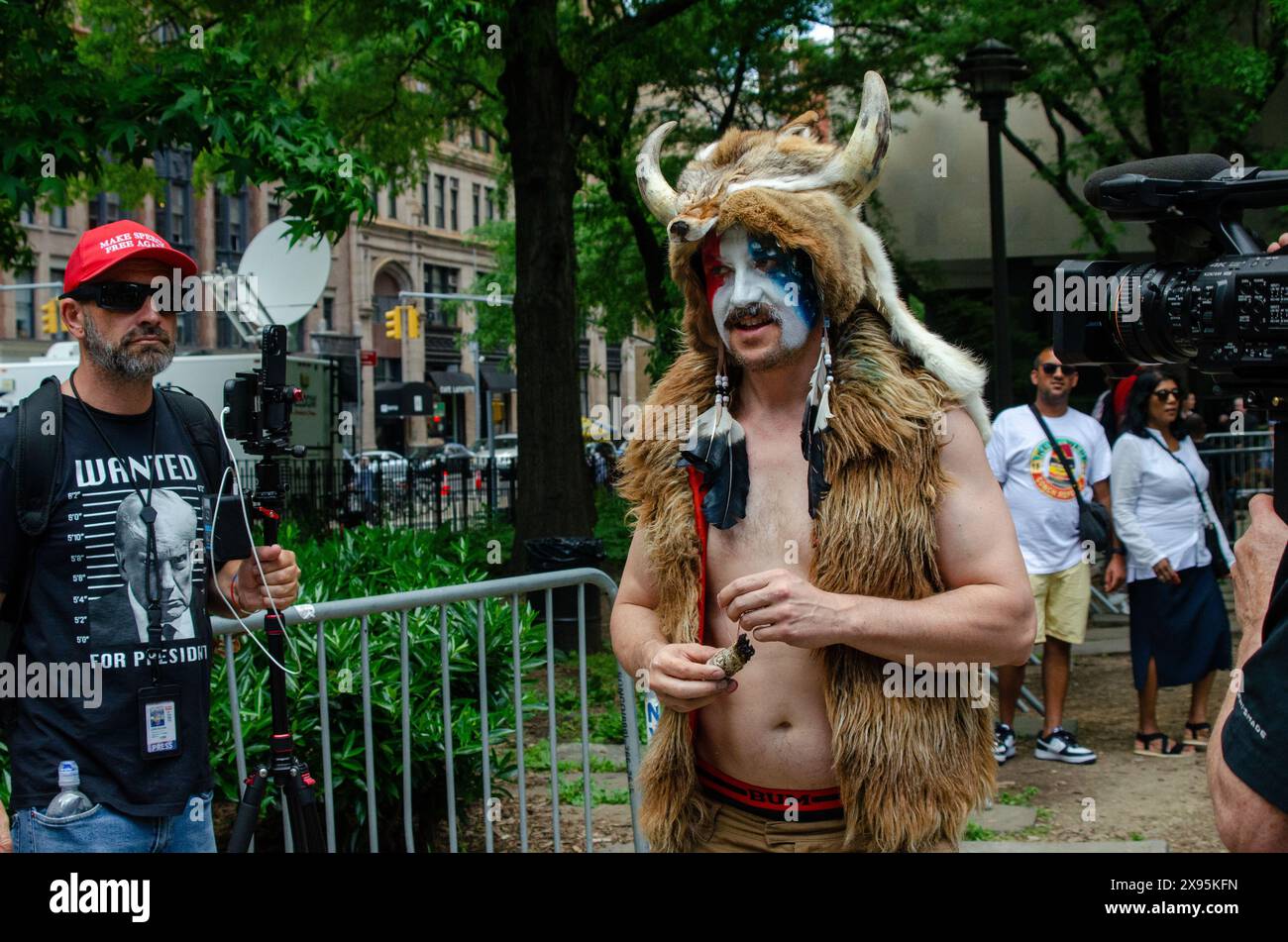 Jacob chansley qanon shaman hi-res stock photography and images - Alamy