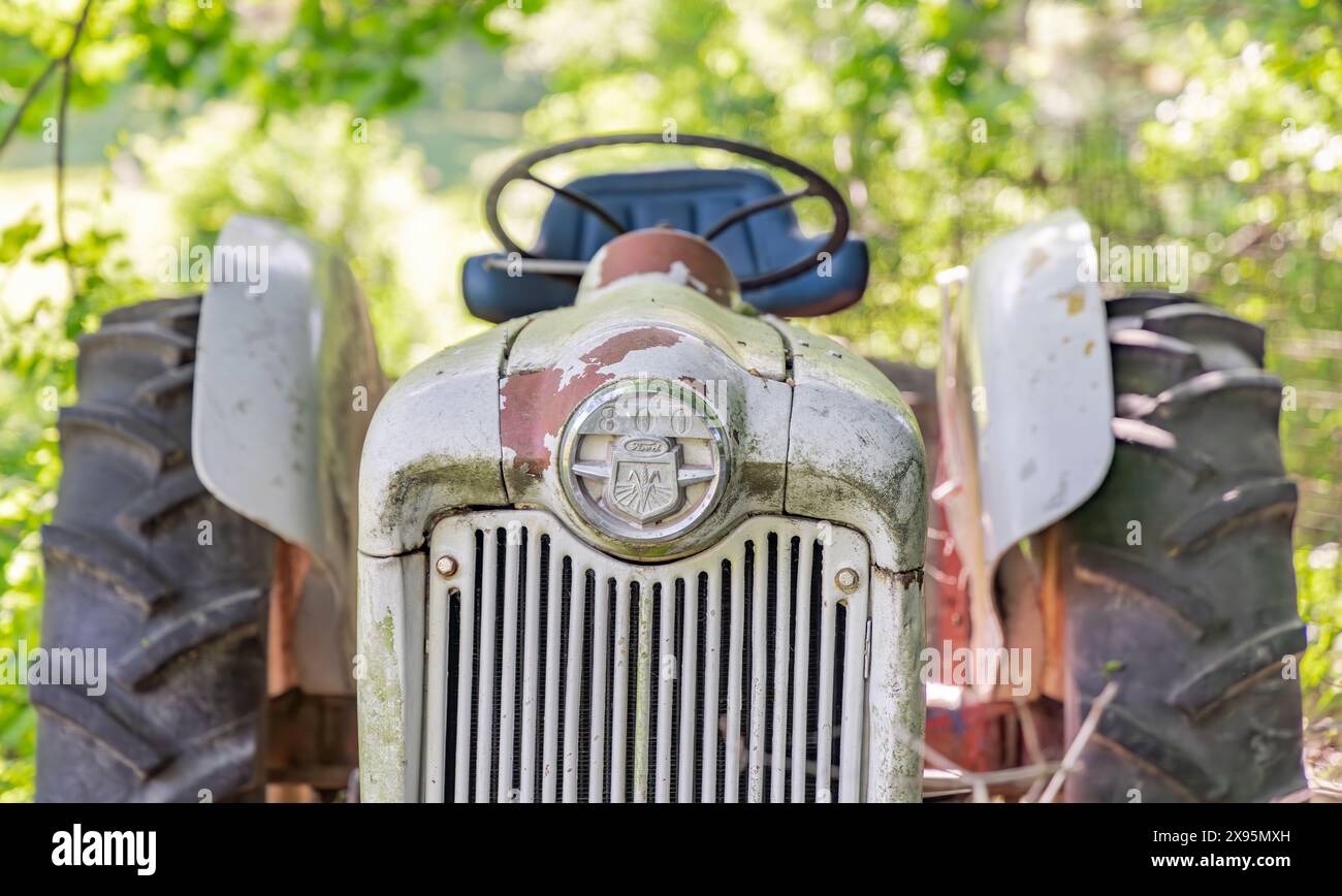 detail image of the front end of a ford 800 farm tractor Stock Photo ...