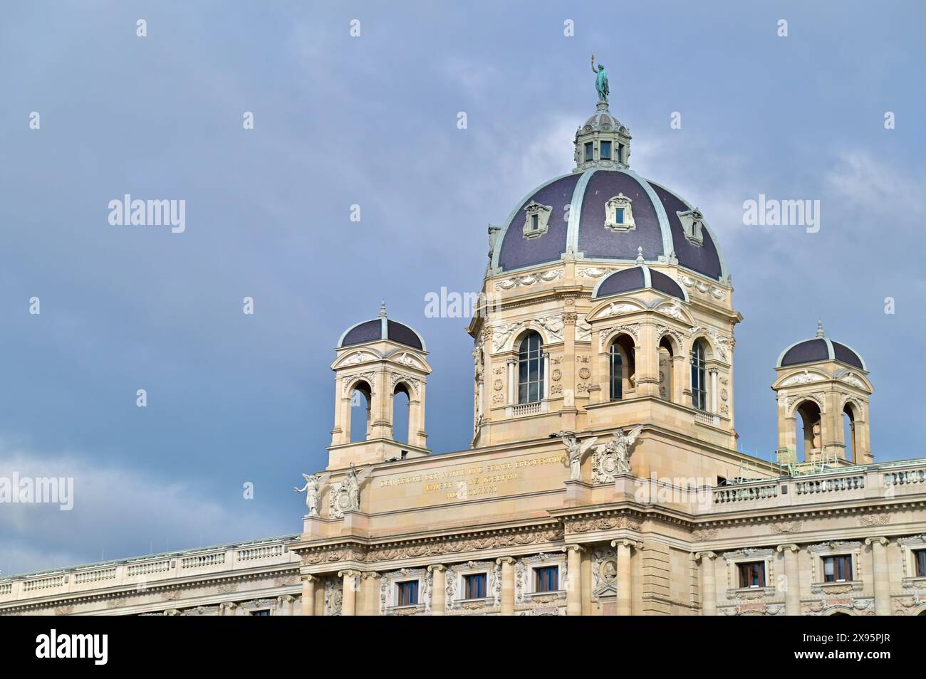 Exterior natural history museum hi-res stock photography and images - Alamy