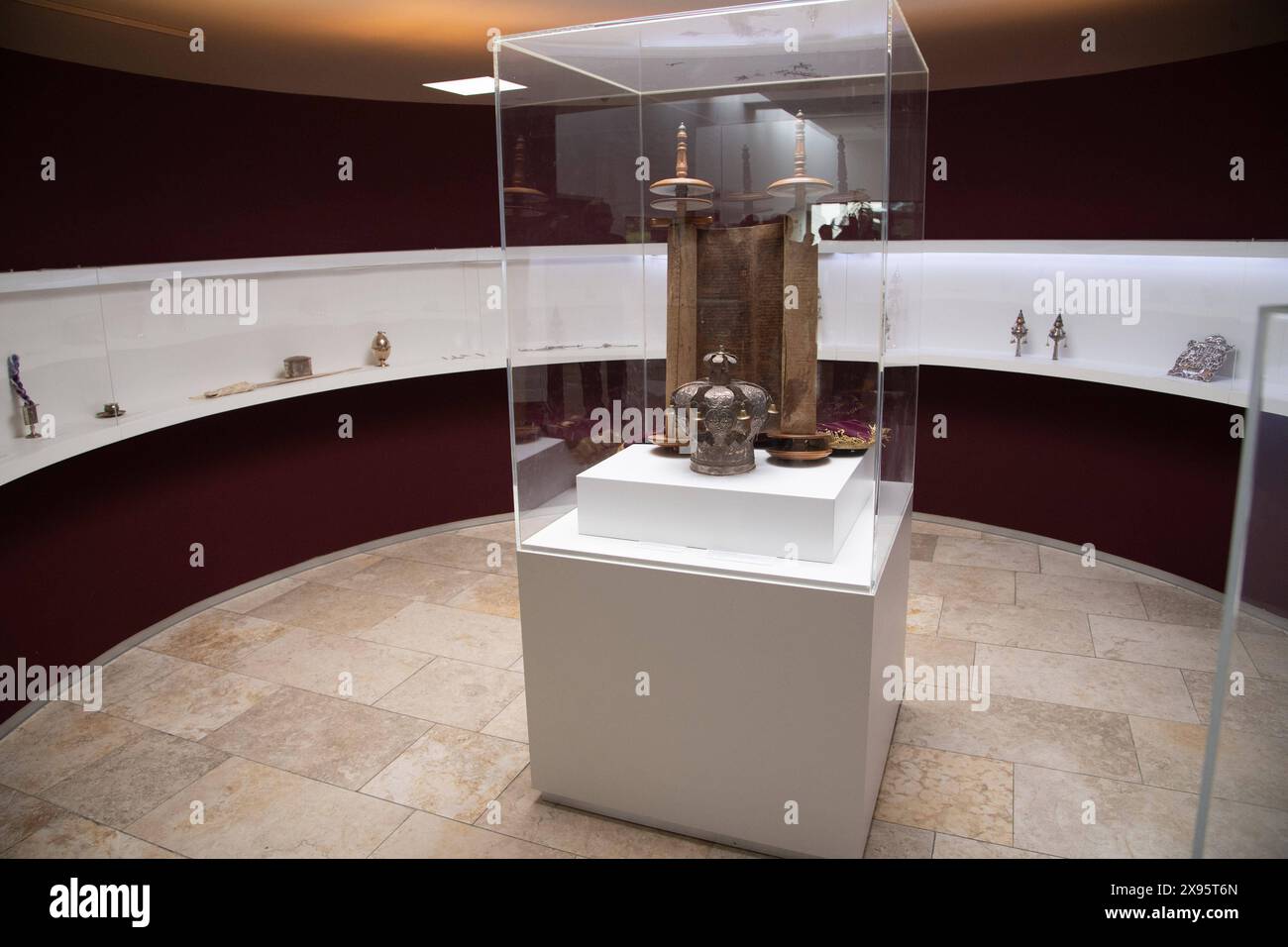 Eine ausgestellte Thora-Rolle, Tora-Rolle, Torarolle, mit einer Krone ...