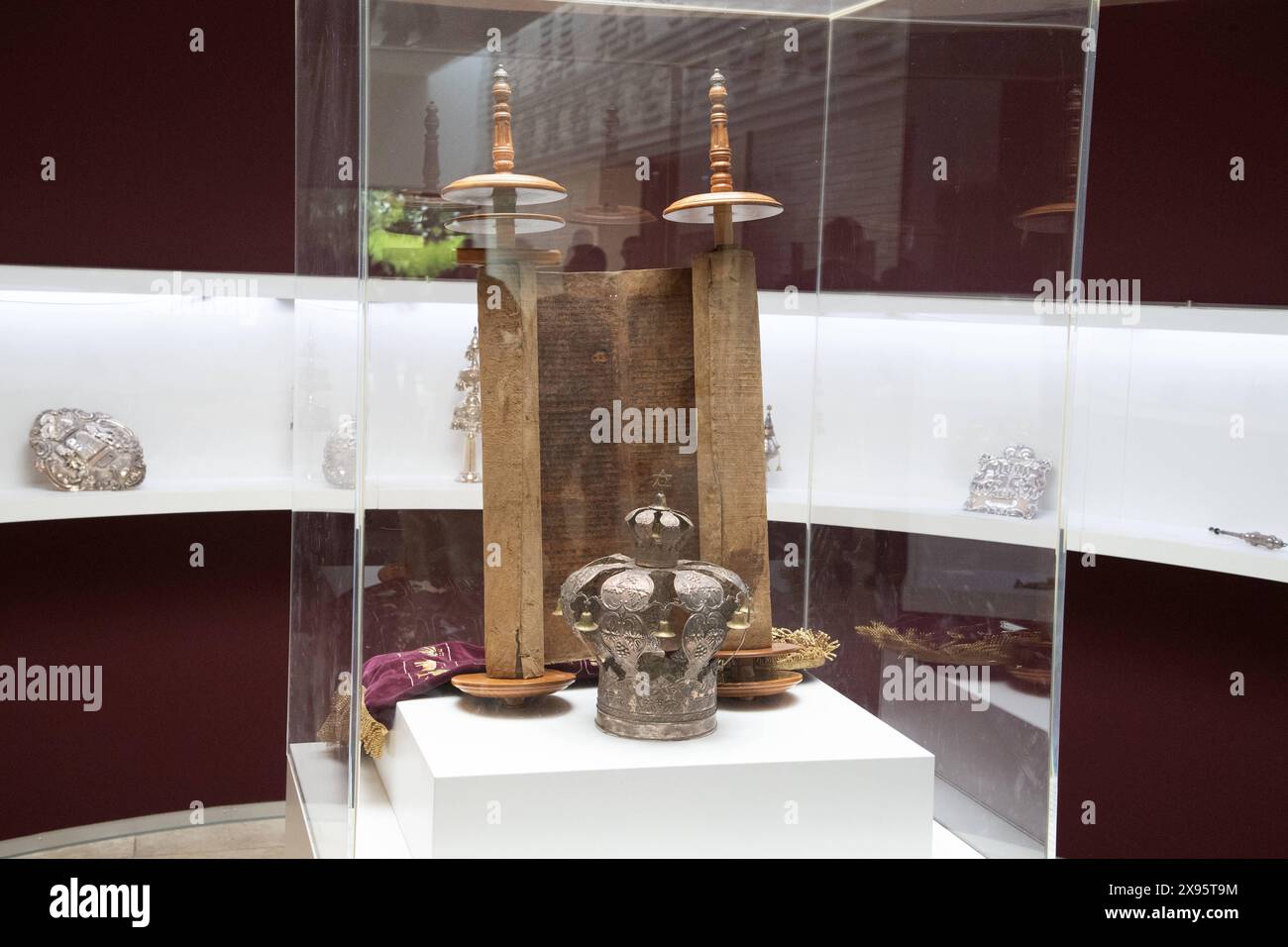 Eine ausgestellte Thora-Rolle, Tora-Rolle, Torarolle, mit einer Krone ...