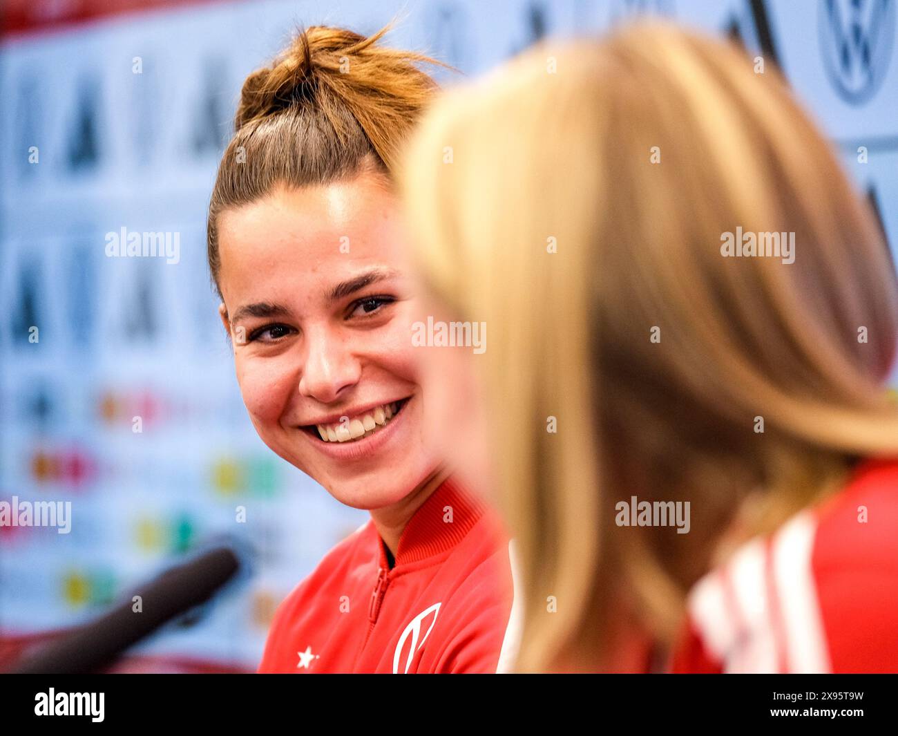 Lena Oberdorf (Deutschland) lachend und Lea Schueller (Deutschland ...