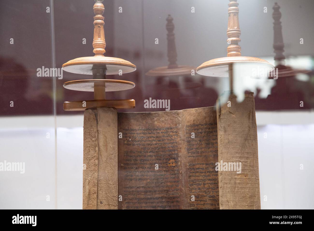 Eine ausgestellte Thora-Rolle, Tora-Rolle, Torarolle, Synagoge Bochum ...