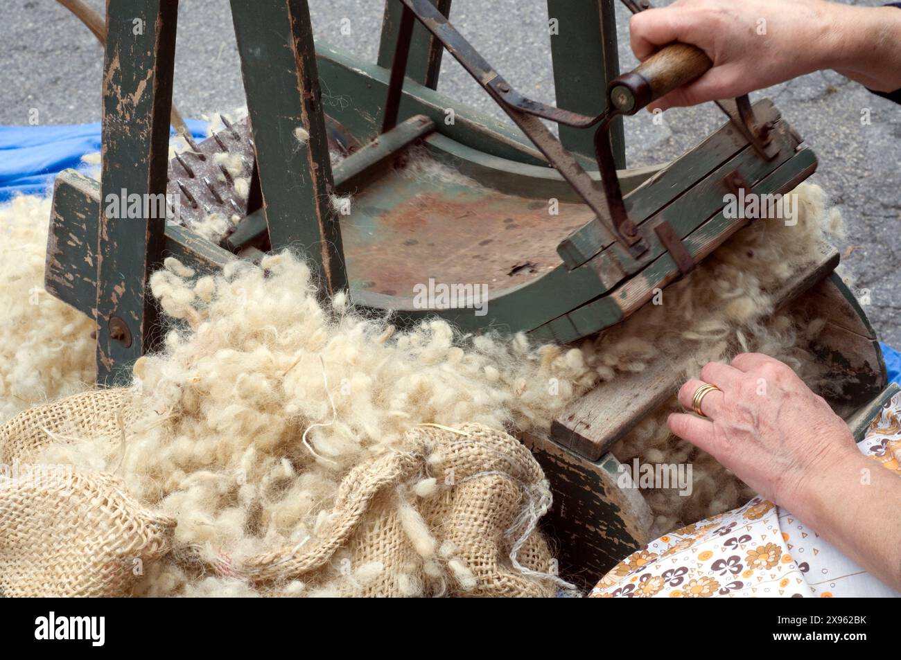Hand carding spinning hi-res stock photography and images - Alamy