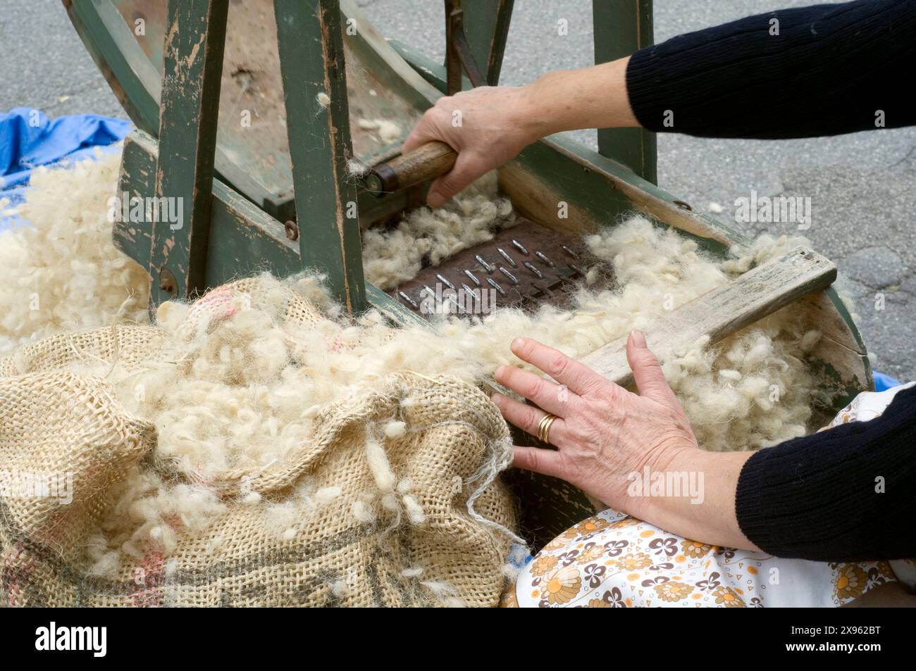 Hand carding hi-res stock photography and images - Alamy