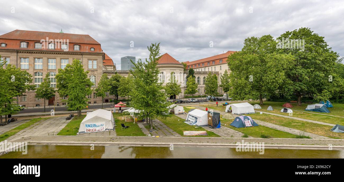Versorgungszelte und Hungerstreikzelt. 29.05.2024, Berlin, GER ...
