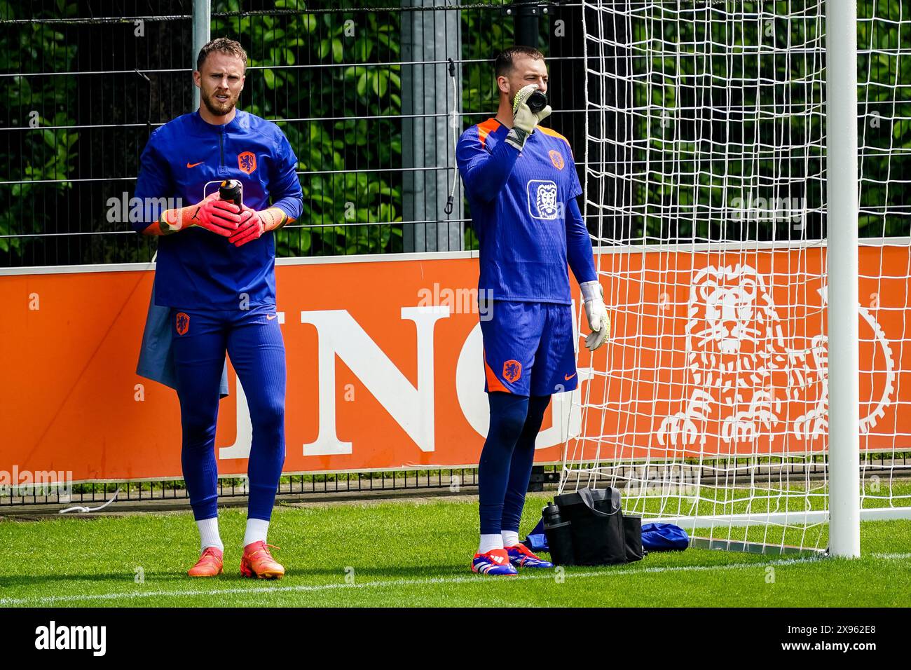 ZEIST, NETHERLANDS - MAY 29: Netherlands goalkeeper Mark Flekken and ...