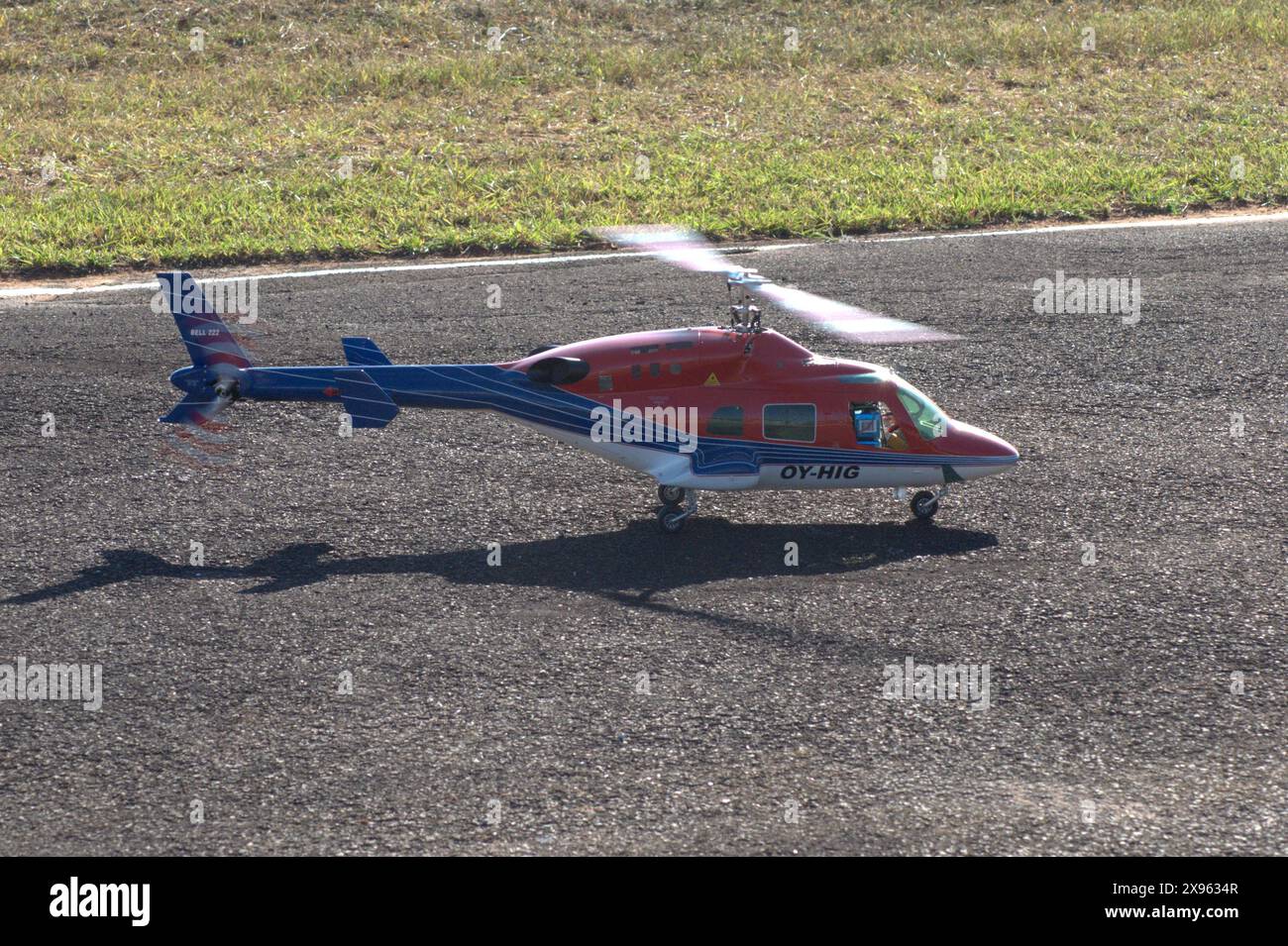 Large-scale helicopter lands on the runway in model aircraft ...