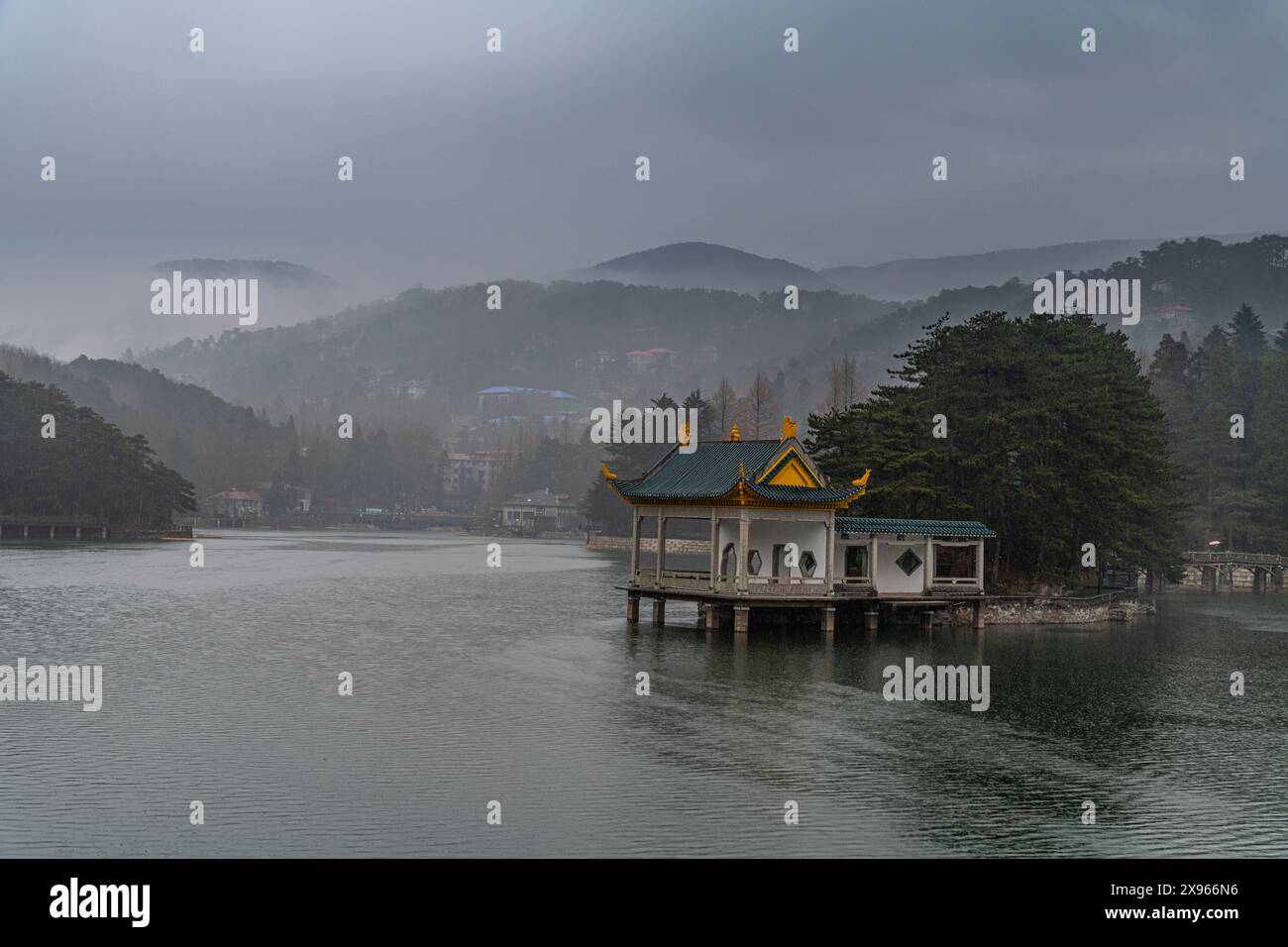 Fog, Mount Lu (Lushan), UNESCO World Heritage Site, Jiujiang, Jiangxi ...