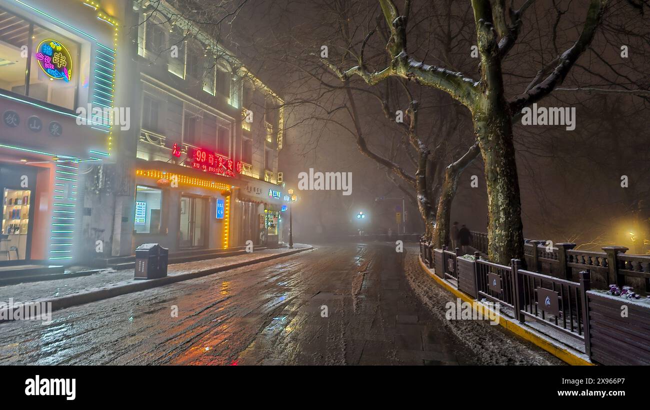 Fog, Mount Lu (Lushan), UNESCO World Heritage Site, Jiujiang, Jiangxi ...