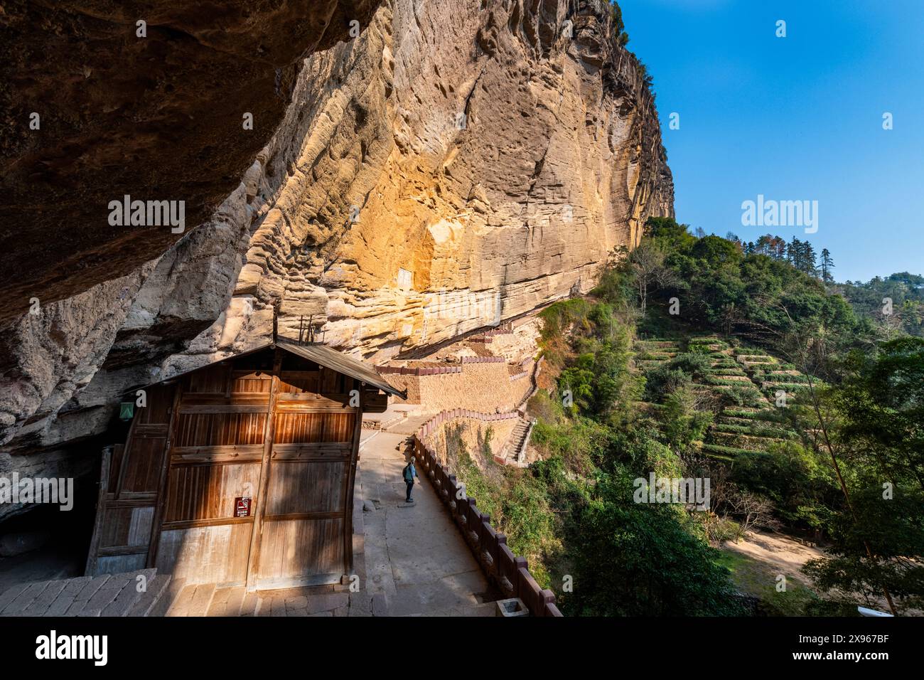 Temple in giant rock wall, Wuyi Mountains, UNESCO World Heritage Site ...