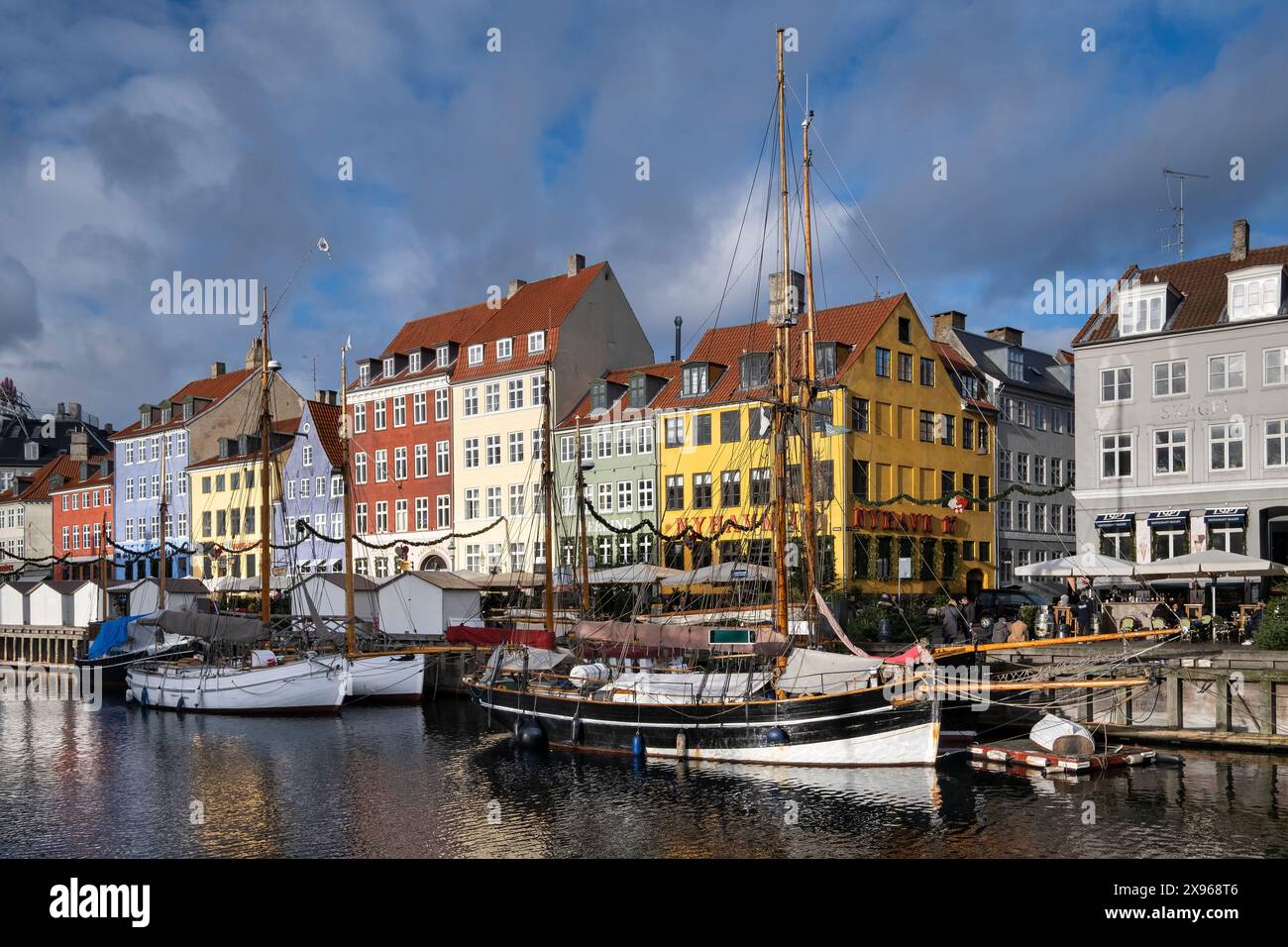 Colourful buildings and tall masted boats on the waterfront at Nyhavn ...