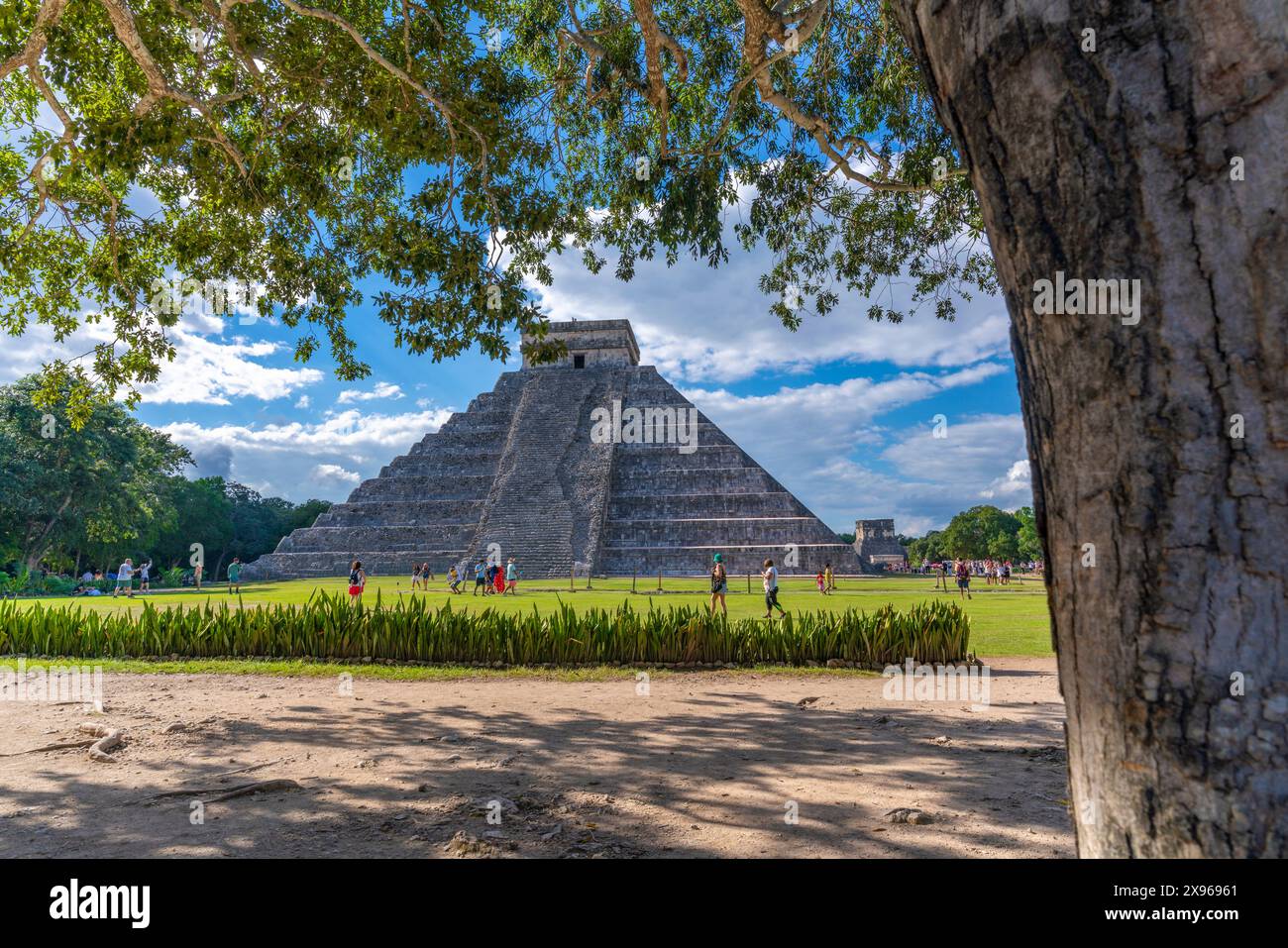 View of El Castillo (The Pyramid of Kukulkan), Mayan Ruin, Chichen Itza ...