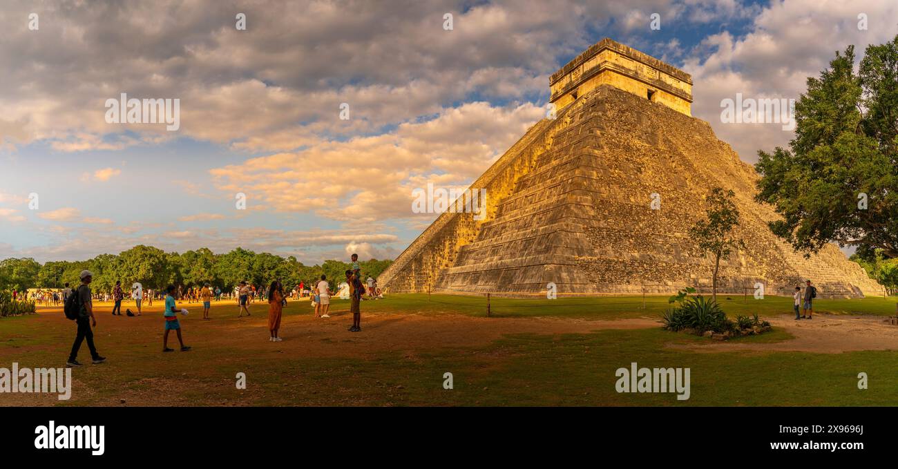 View of El Castillo (The Pyramid of Kukulkan), Mayan Ruin, Chichen Itza ...