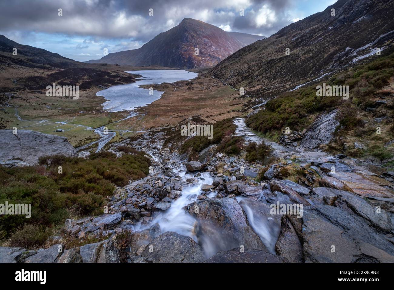 Llyn Idwal and Pen yr Ole Wen, Cwm Idwal, Snowdonia National Park ...
