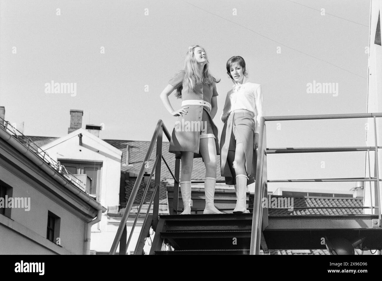 Aktuell 10 - 7 - 1971: Kort om shorts. Oslo-jentene Gerd Johnsen ogTone ...