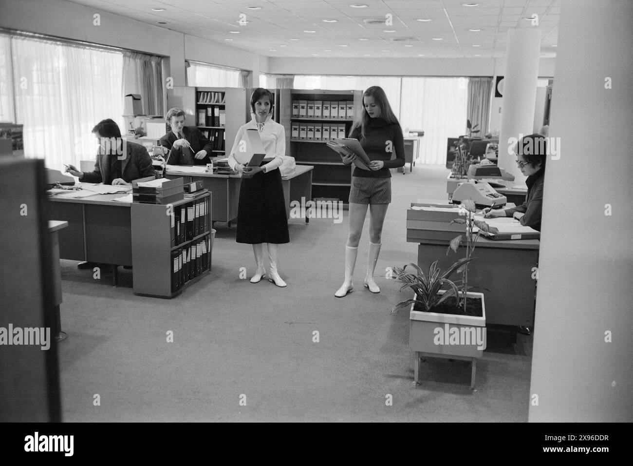 Aktuell 10 - 7 - 1971: Kort om shorts. Oslo-jentene Gerd Johnsen ogTone ...