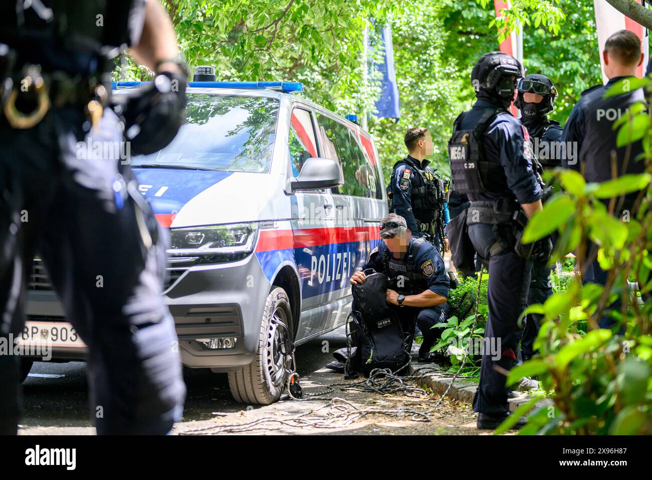 29.05.2024, Wien, AUT, Polizei löst ein neues Palästina Camp vor der TU ...