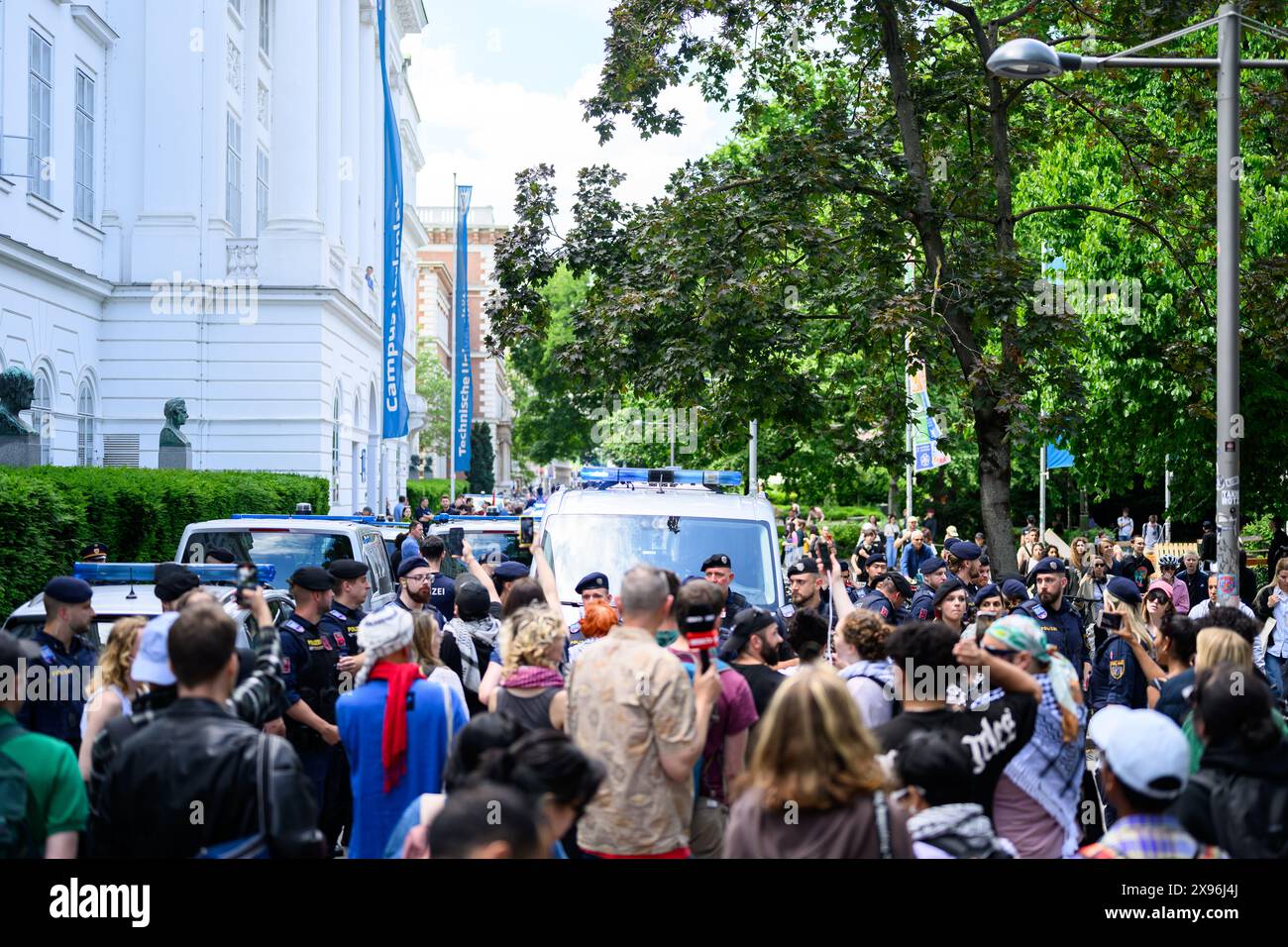 29.05.2024, Wien, AUT, Polizei löst ein neues Palästina Camp vor der TU ...