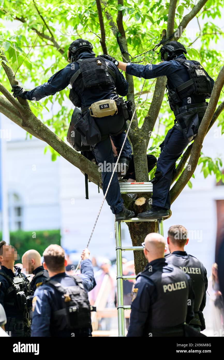 29.05.2024, Wien, AUT, Polizei löst ein neues Palästina Camp vor der TU ...