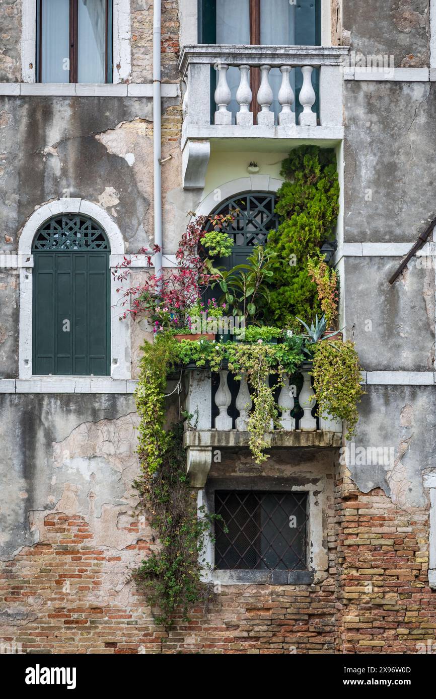 Italian balcony hi-res stock photography and images - Alamy