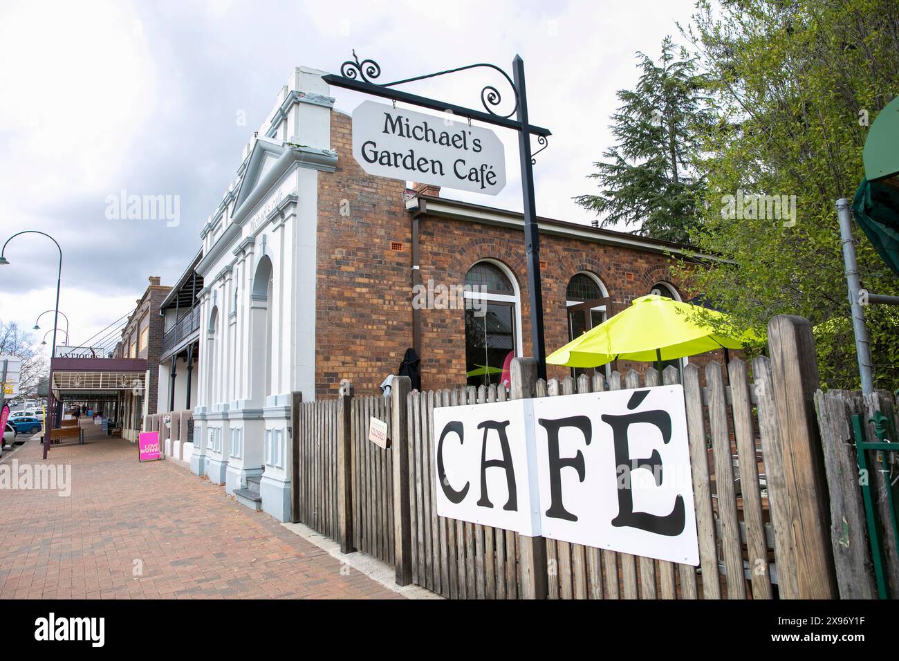 Uralla town centre in northern New South Wales, Michaels garden cafe coffee shop in Uralla, NSW ...