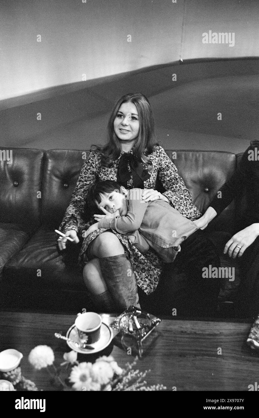 Aktuell 49-2-1971 : Skjermhelter i snøen. Fem medlemmer av ...