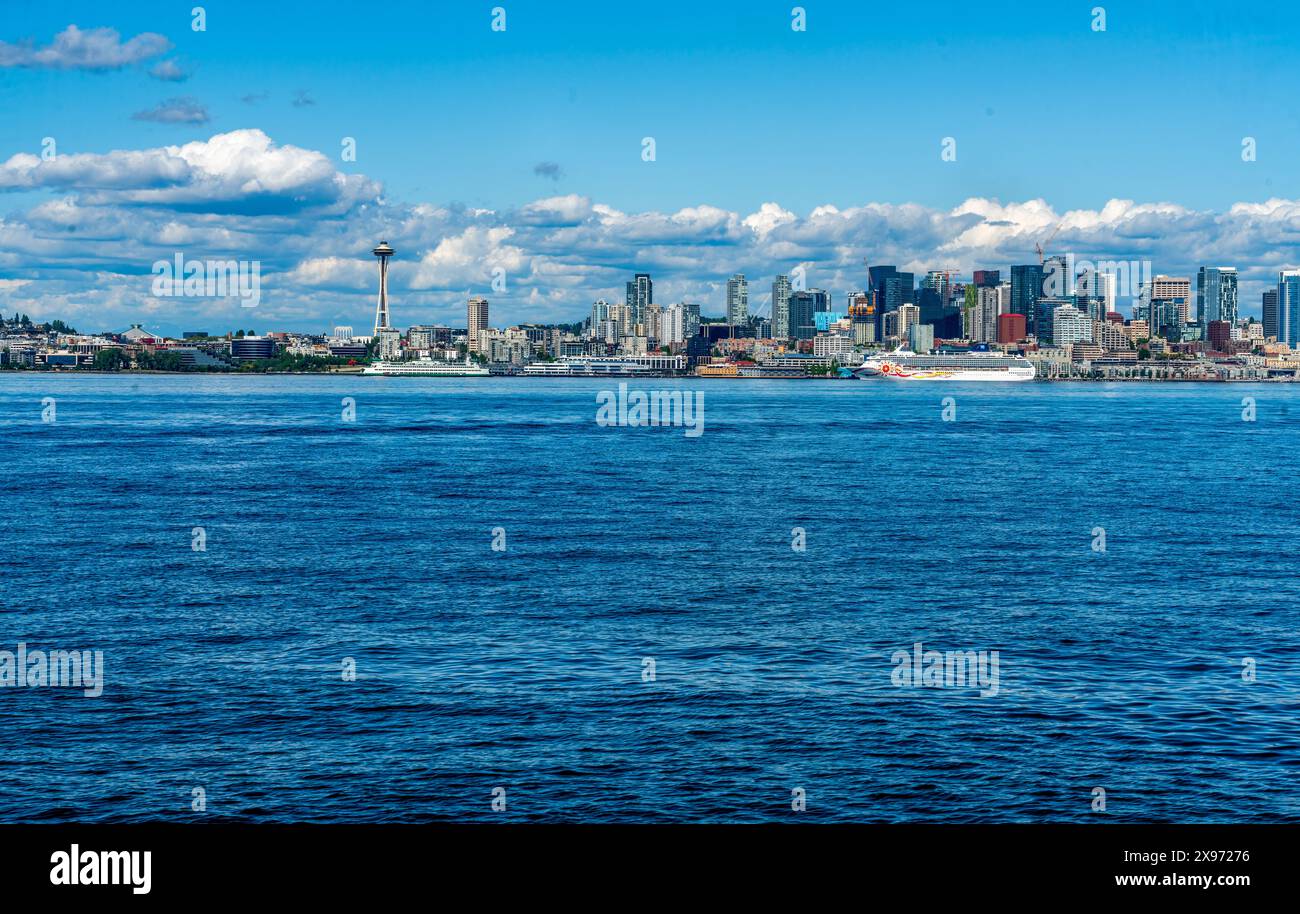 A view of the Seattle skyline from Alki Beach in West Seattle ...