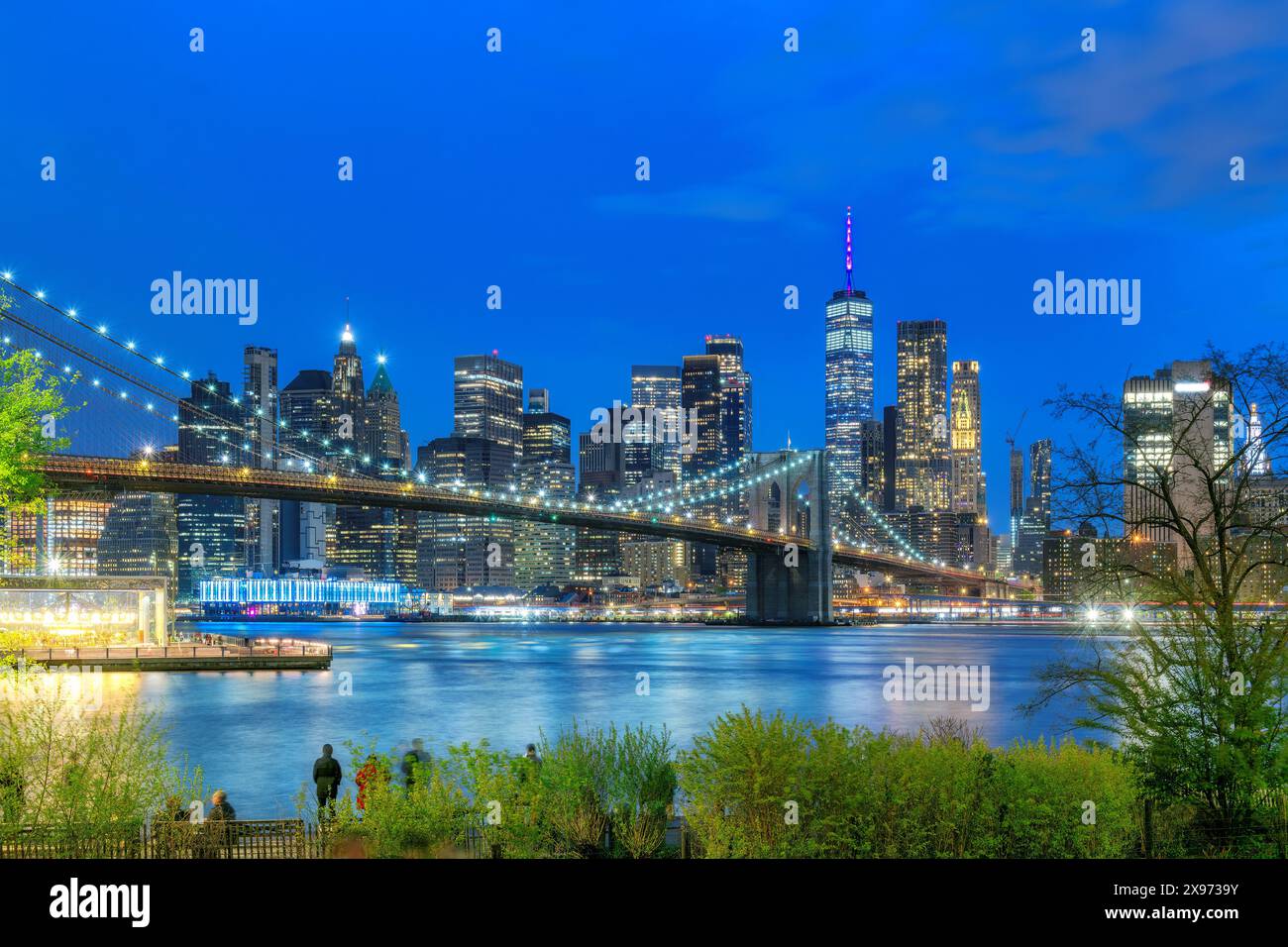 Brooklyn Bridge and Manhattan skyline illuminated at night from the ...
