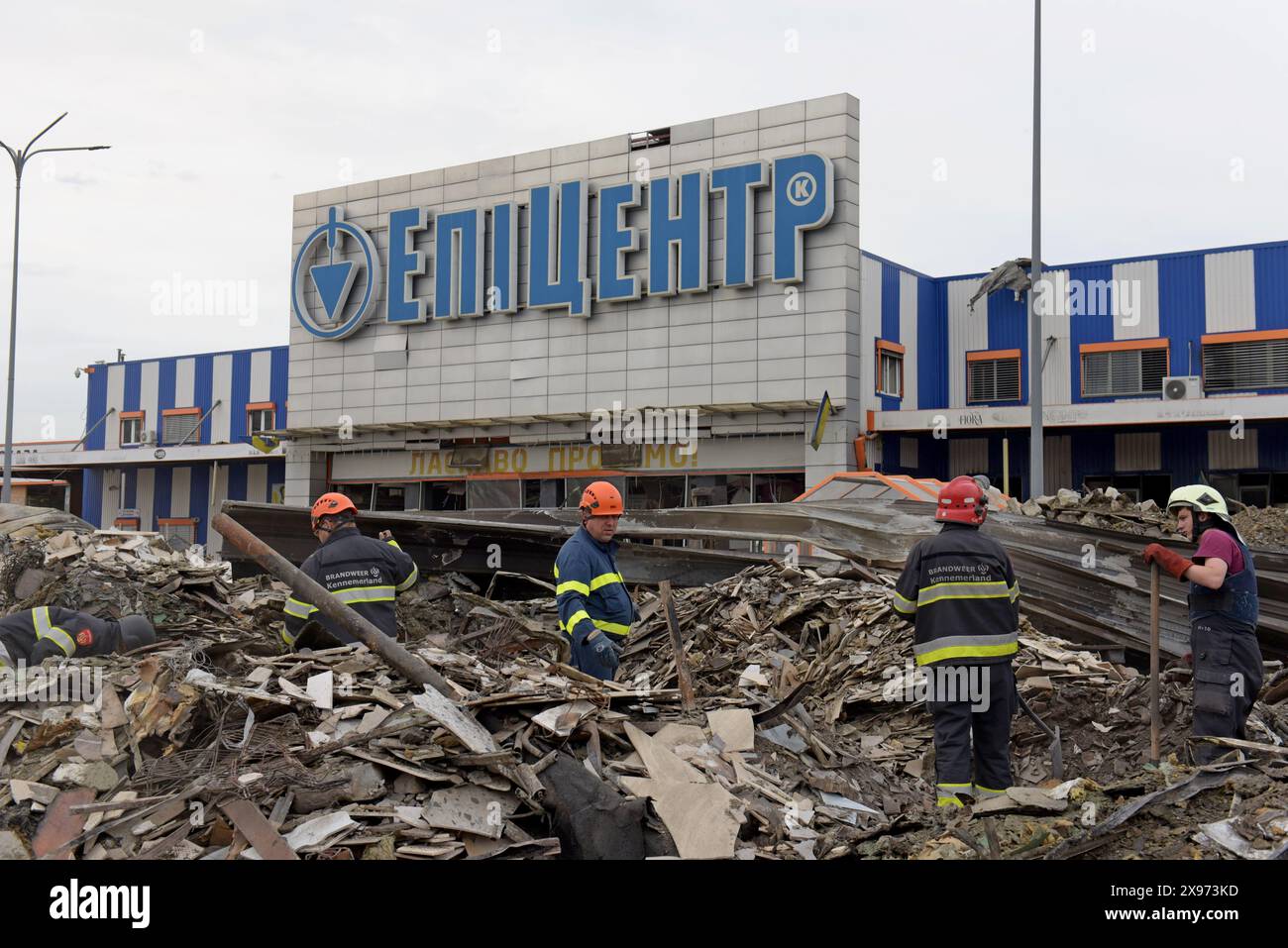 Kharkiv, Ukraine, 29th May 2024. Firefighters and rescue workers ...