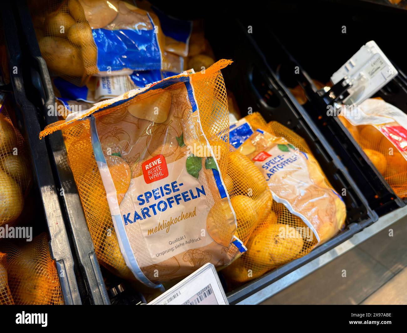 Bayern, Deutschland - 29 Mai 2024: Verpackte Kartoffeln in der Obst und ...