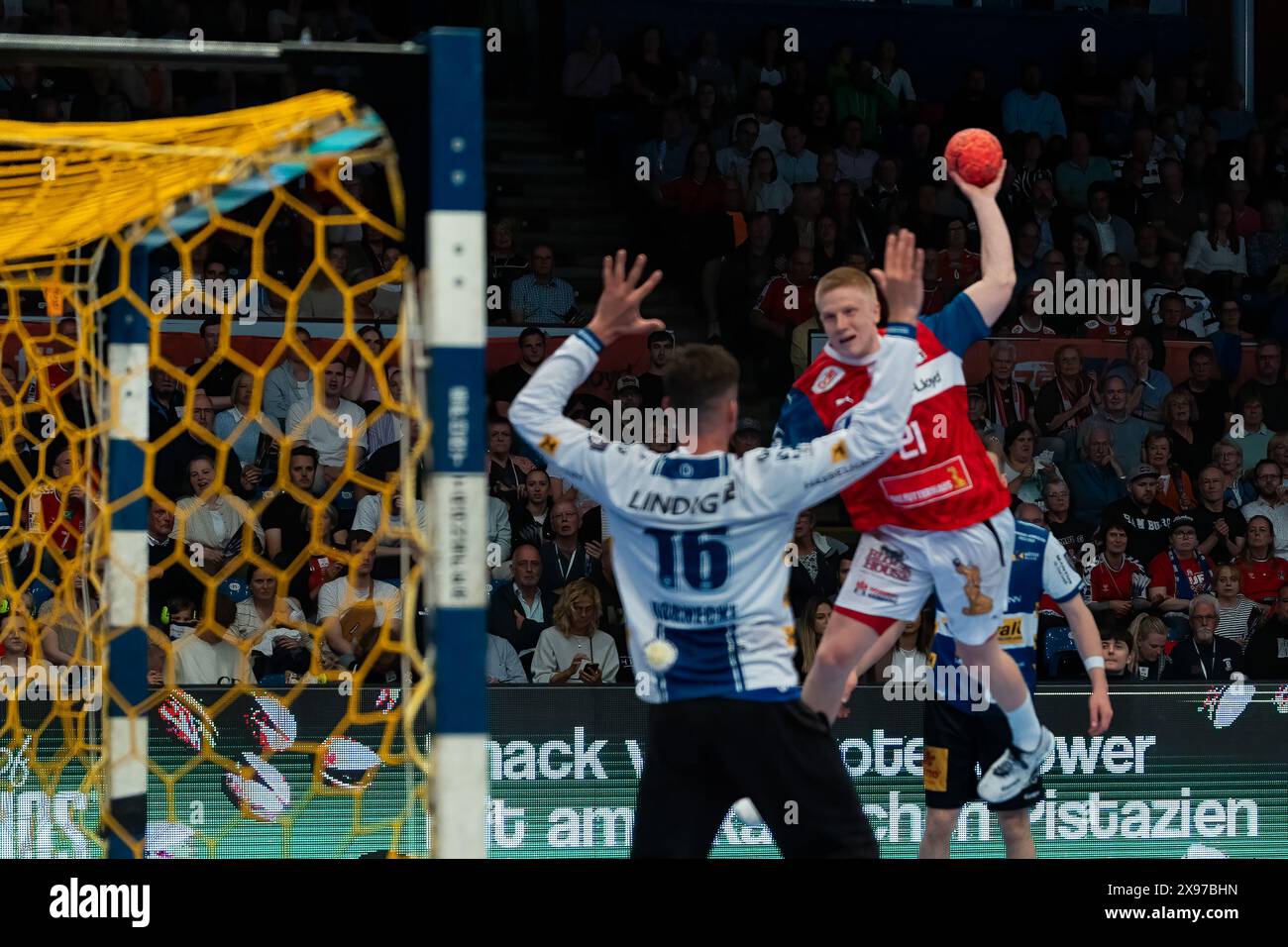 Frederik Bo Andersen (HSV Handball, #21) beim Wurf, Mateusz Kornecki ...