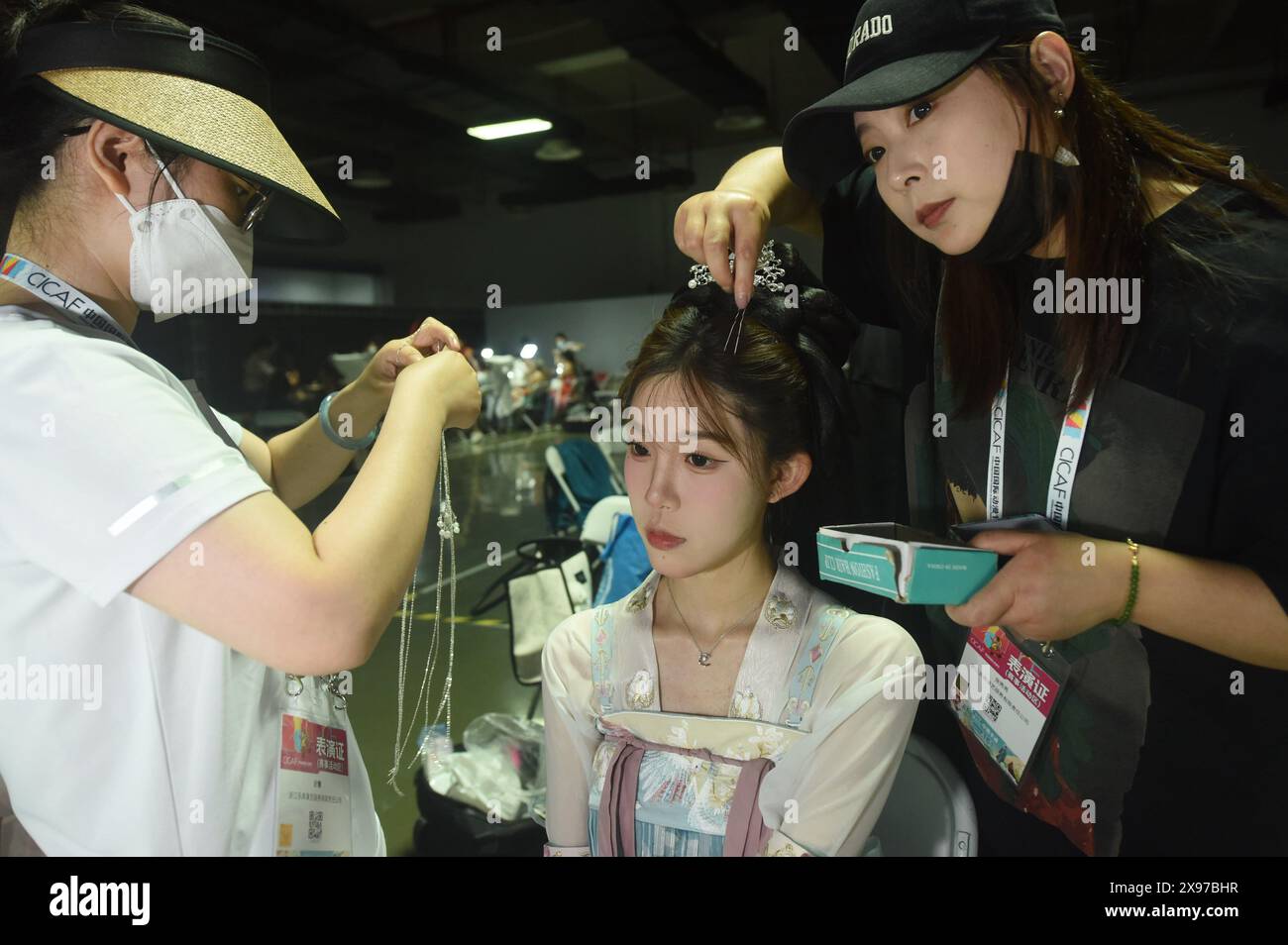 A cosplayer is wearing makeup at the 20th China International Cartoon ...