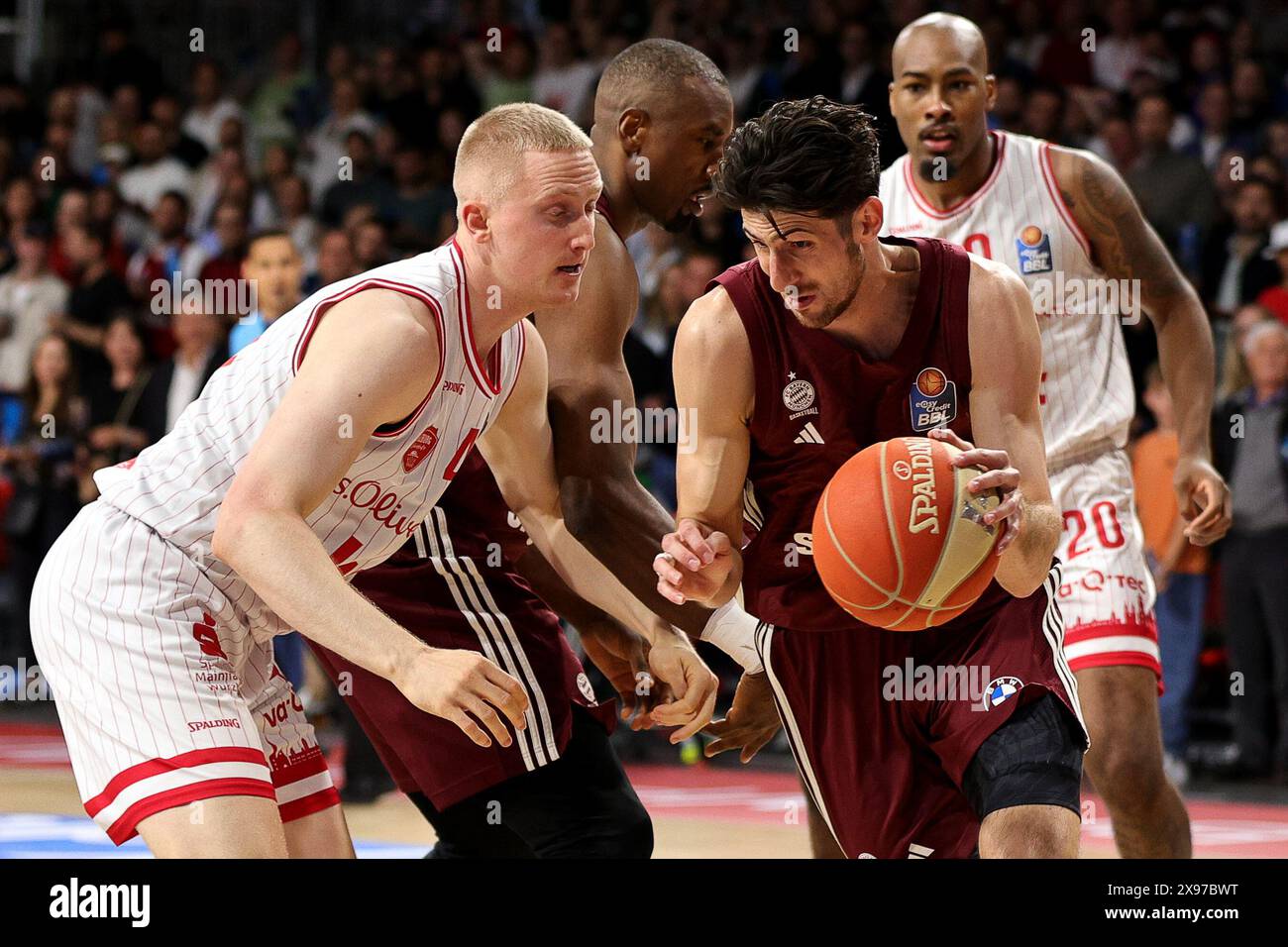 Leandro Bolmaro (Bayern Basketball, #10) behauptet den Ball gegen ...