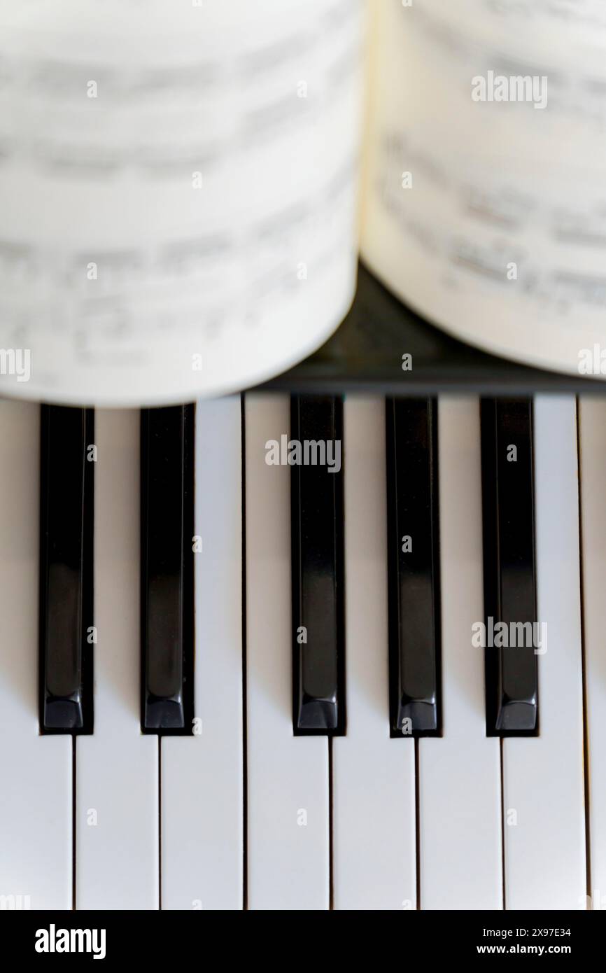 Top down view of piano keyboard hi-res stock photography and images - Alamy