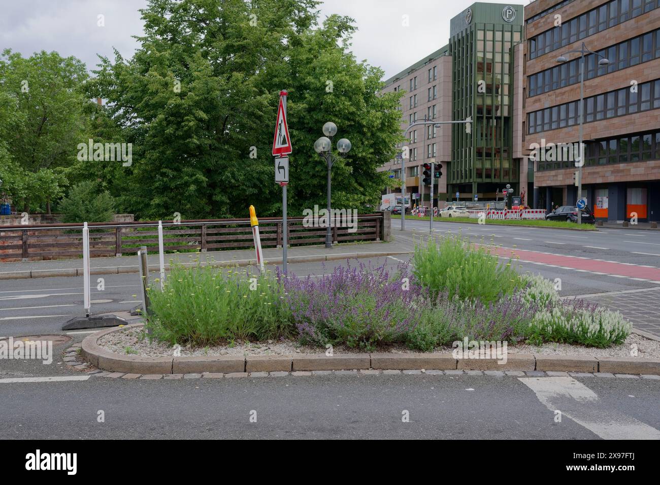Flowering traffic island, biotope, biodiversity, urban greenery ...