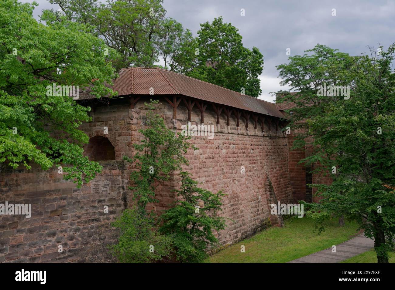 Walk around the city wall, tower, gate tower, moat, fortification ...