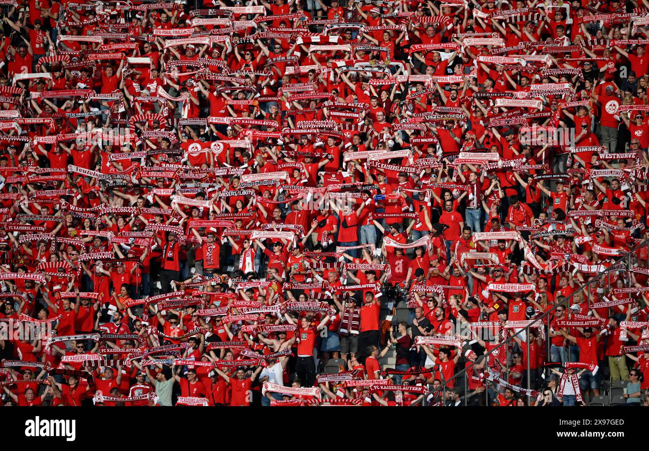 Fan curve, fan block, scarves, many fans in red, atmospheric, 1. FC ...
