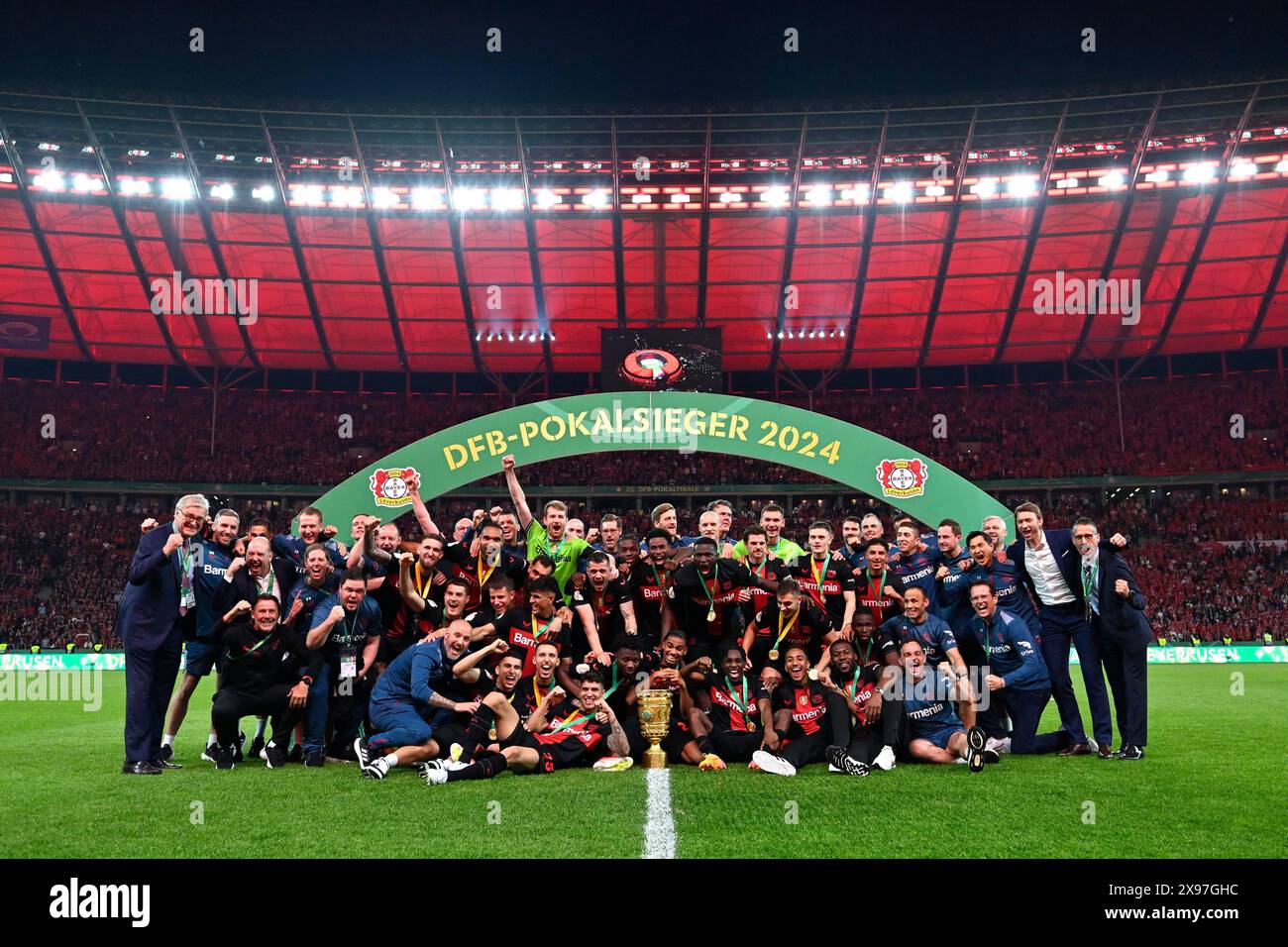 Cheering, joy at winners photo, team photo, team photo, Bayer 04 ...