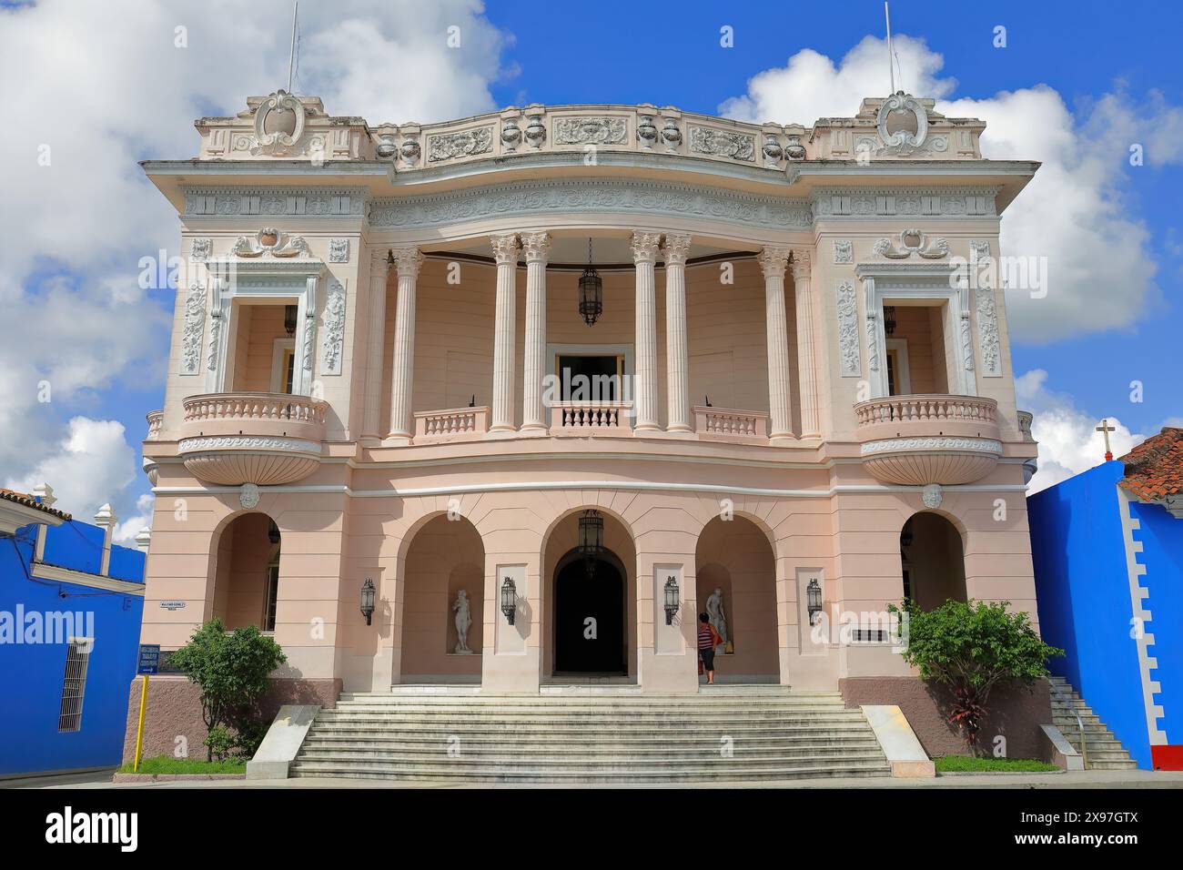 325 East facade of the Biblioteca Provincial Ruben Martinez Villena ...