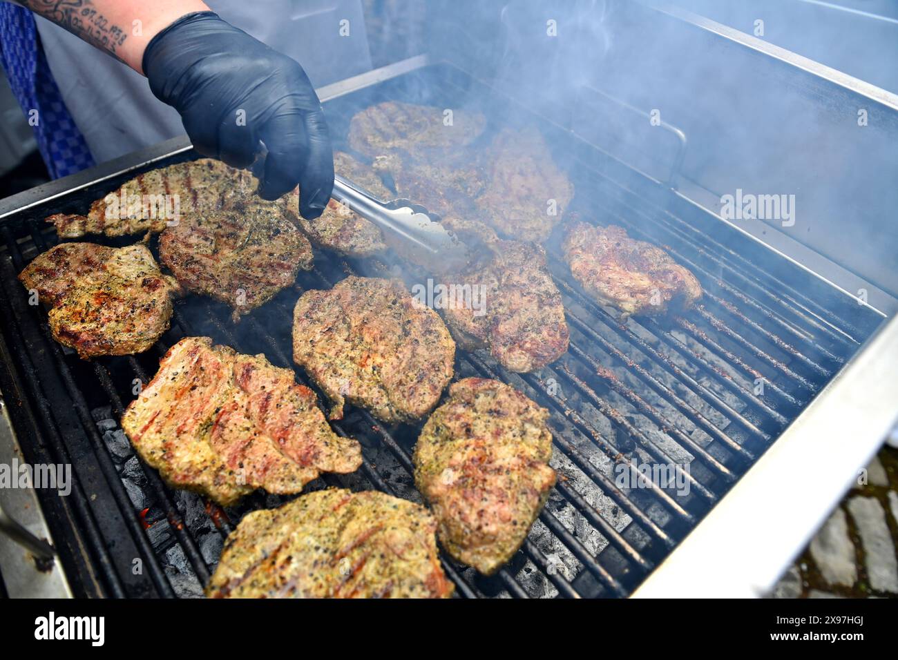 Themenfoto Grillen. Grillen auf Holzkohlegrill,Thueringer Rostbraetel ...