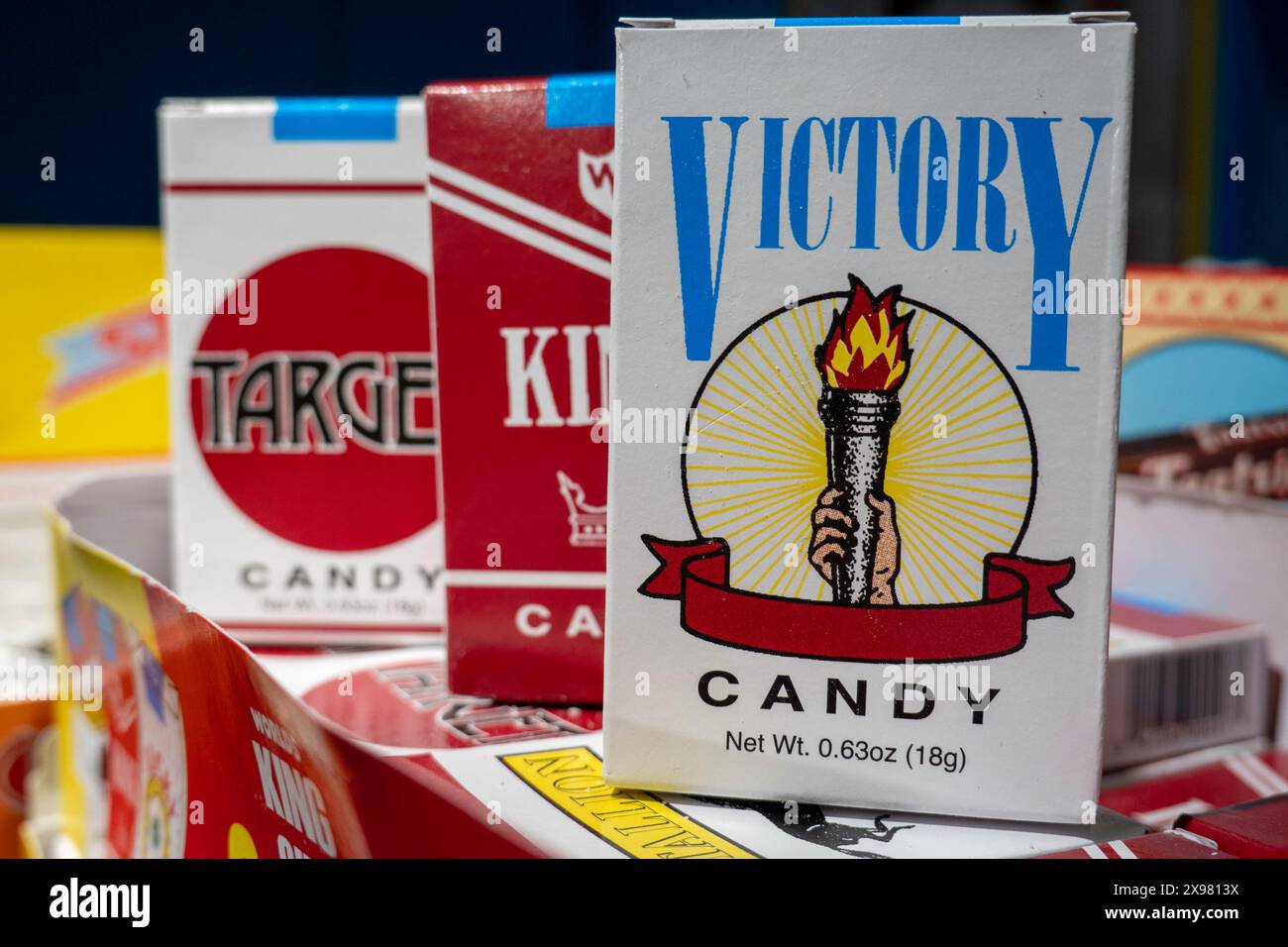 Cigarette boxes hi-res stock photography and images - Alamy