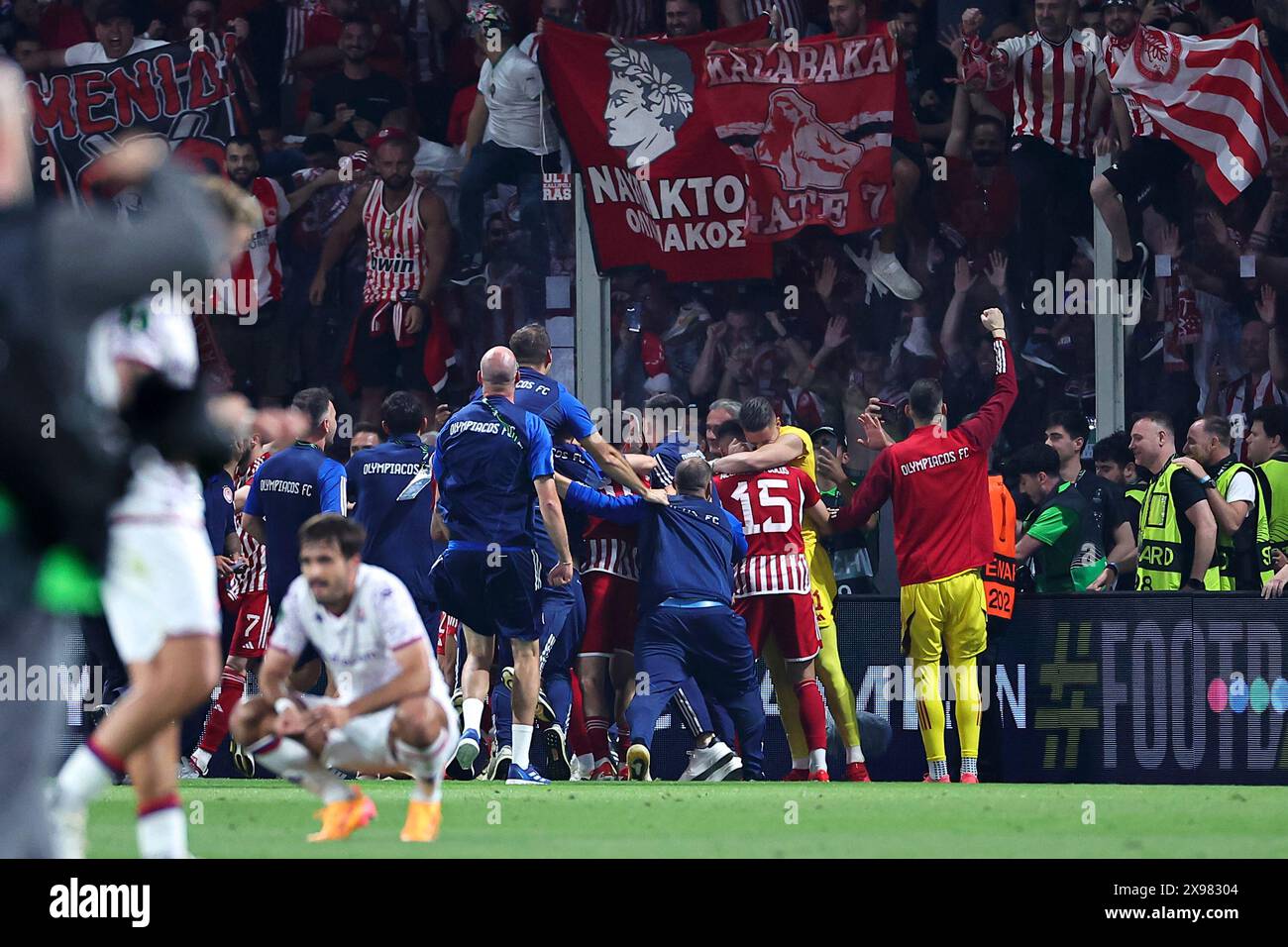 Athens, Greece. 30th May, 2024. Olympiacos players celebrate at the end ...