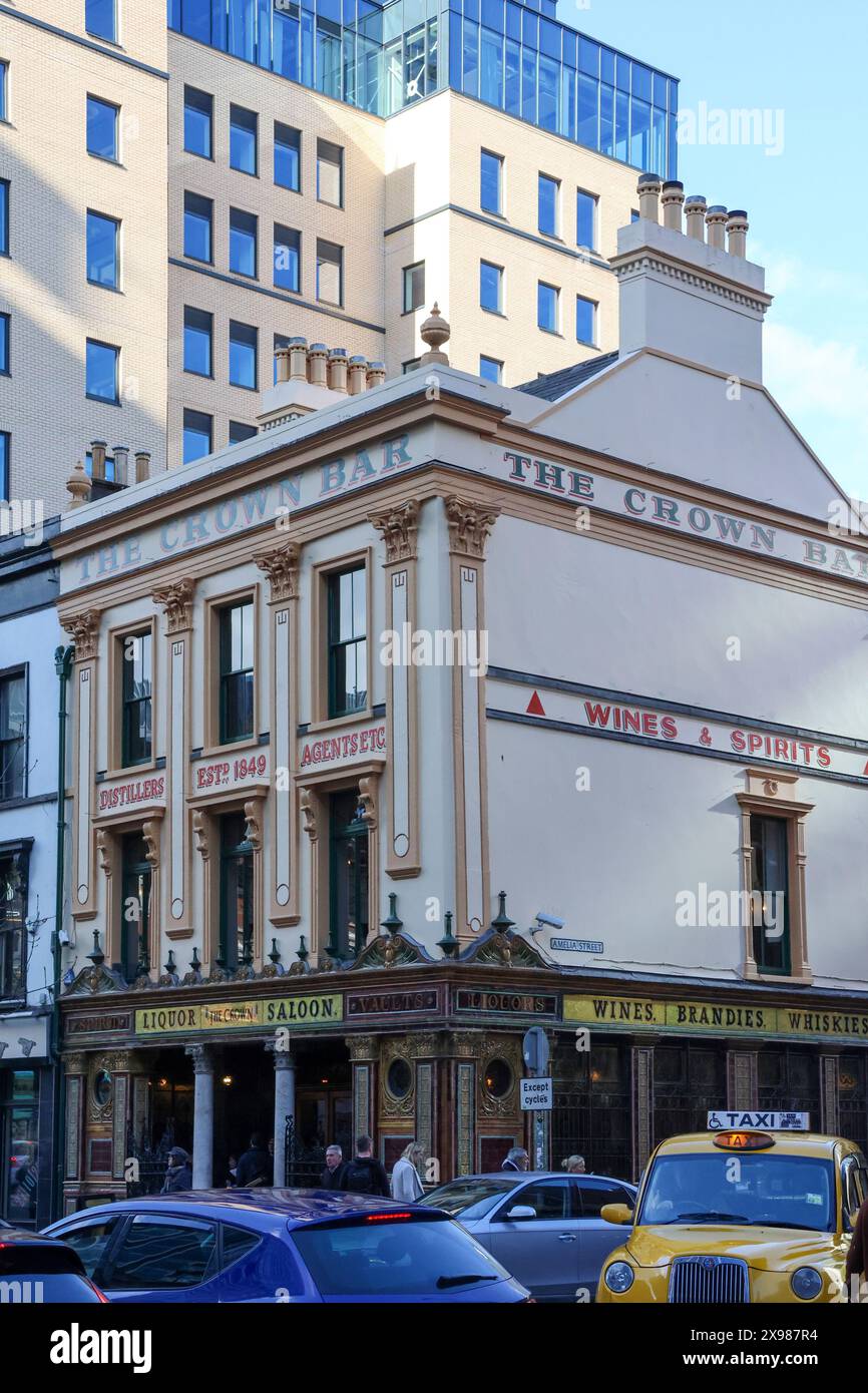 Belfast pub, Public house Belfast city centre, pub exterior and sign ...