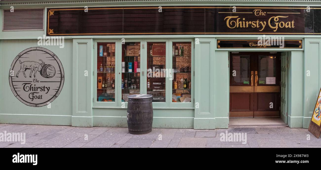 Belfast pub, Public house Belfast city centre, pub exterior and sign ...