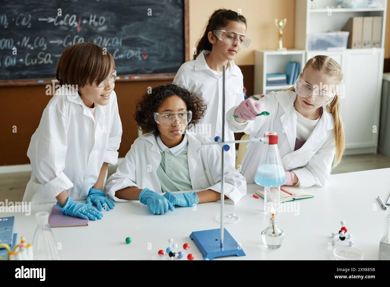 American high school science lab hi-res stock photography and images ...
