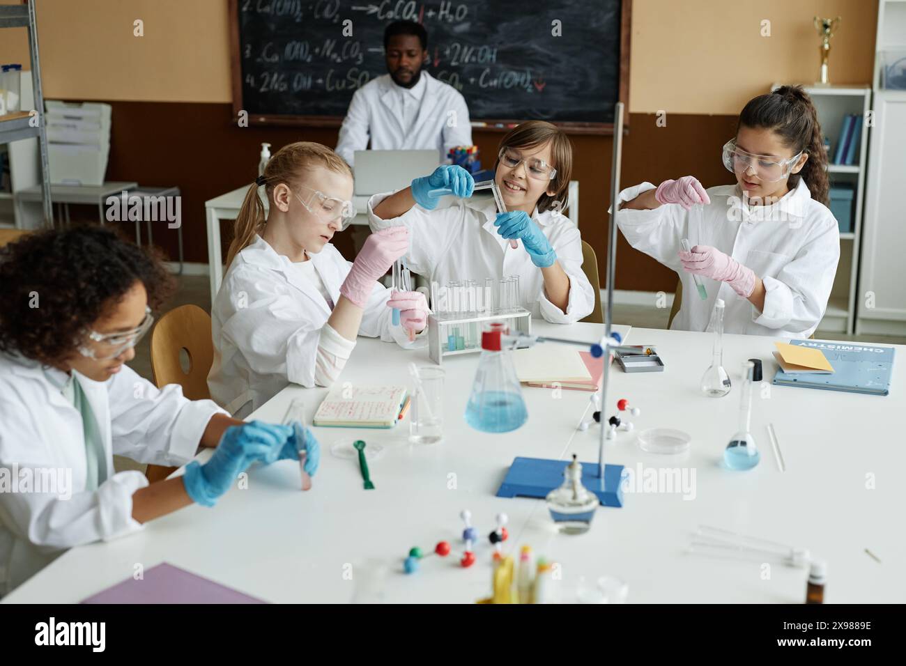 American high school science lab hi-res stock photography and images ...