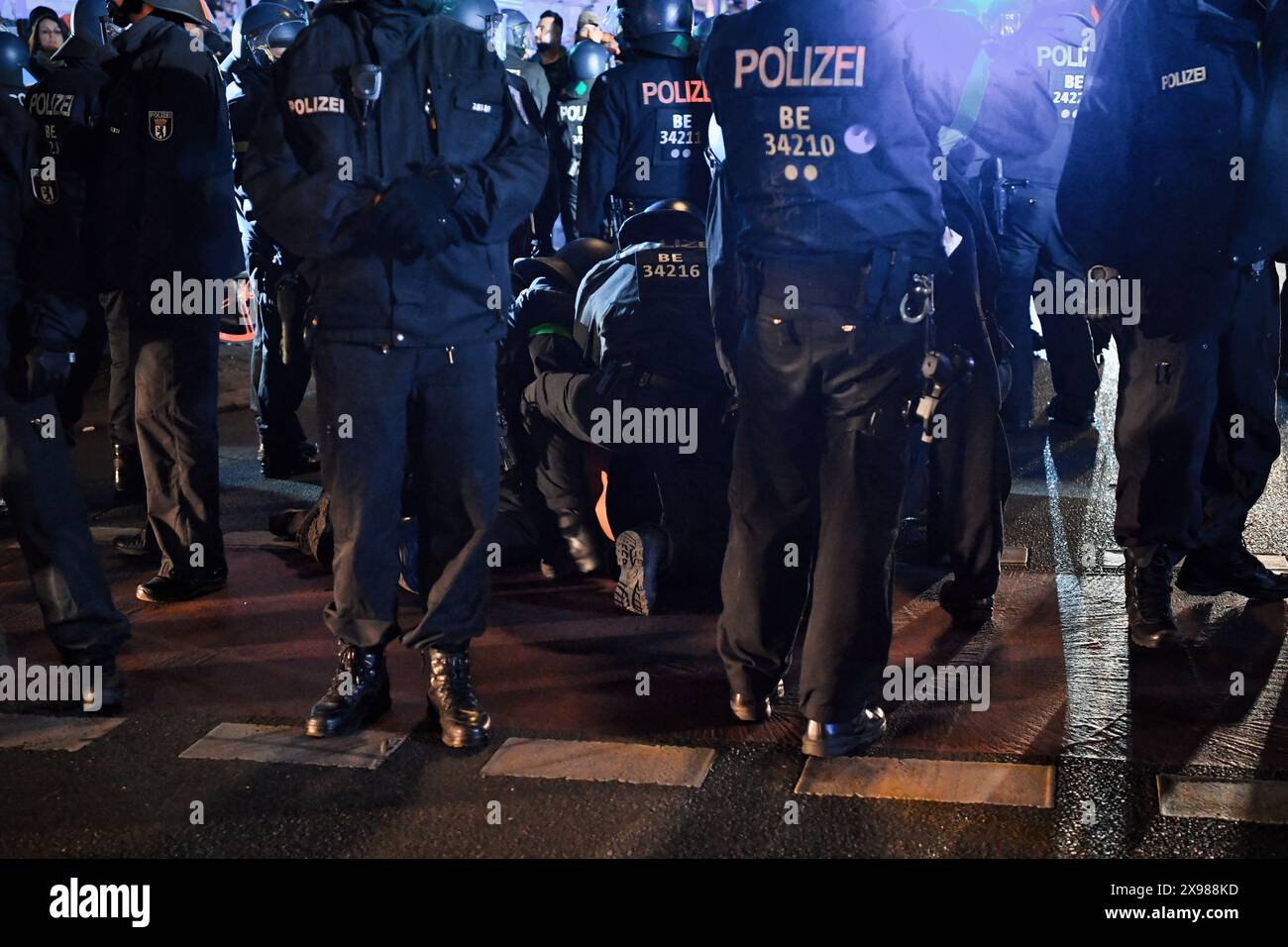 Police officers attend injured hi-res stock photography and images - Alamy
