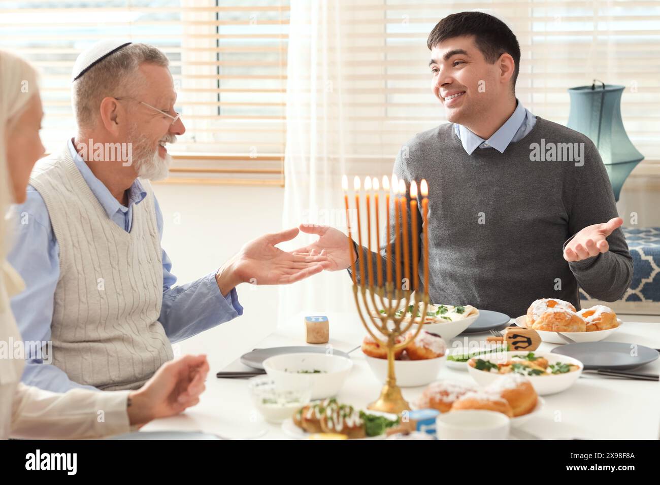 Young parents family at dinner table hi-res stock photography and ...